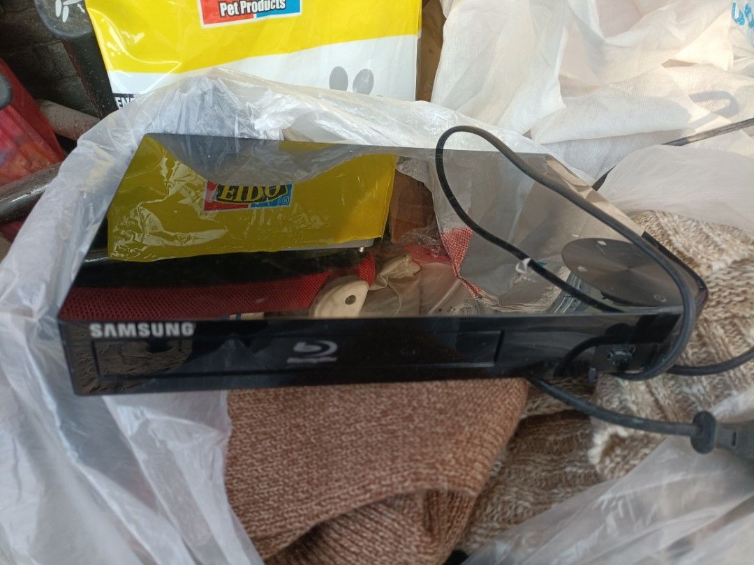 Samsung Blu-ray DVD Disc Player BD-F5100, TV & Home Appliances, TV ...