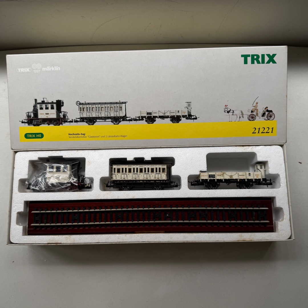 TRIX MARKLIN 21221 HO-SCALE WEDDING TRAIN SET, Hobbies & Toys, Toys ...