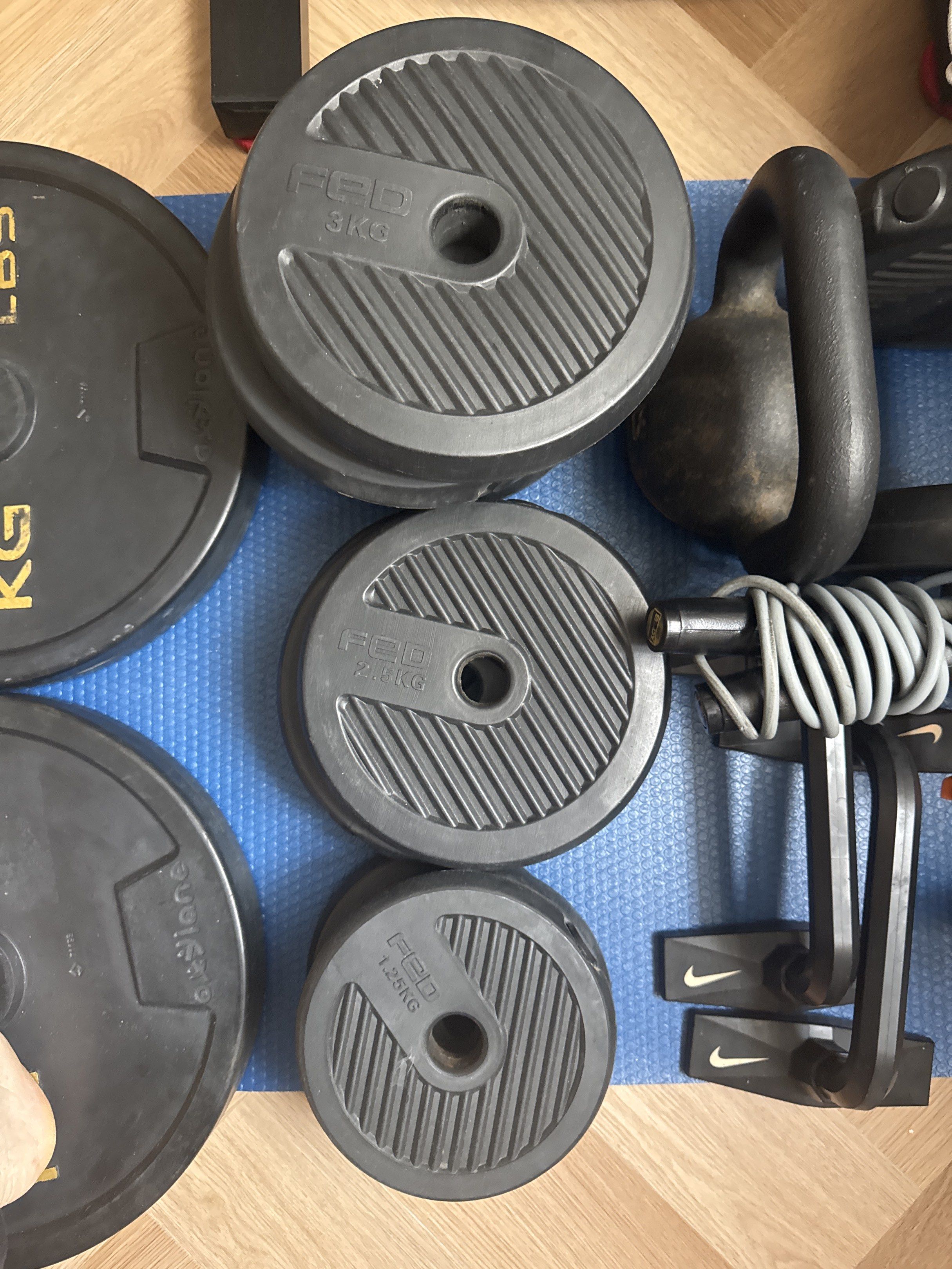 Weight Plates 20kg x 2 plus dumb bell, Sports Equipment, Exercise ...