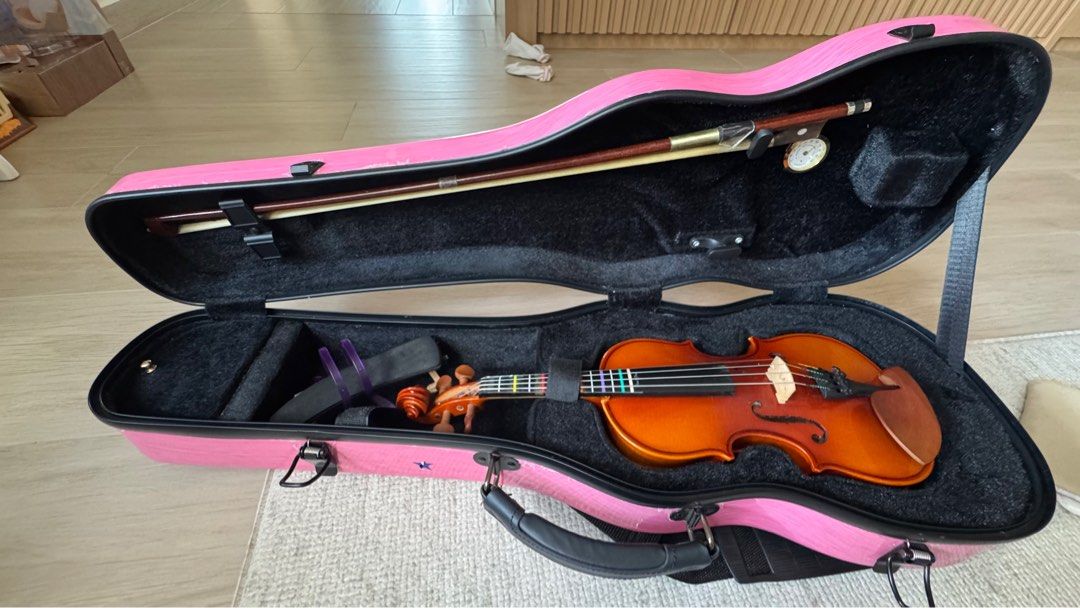1/8 Violin with Case, Hobbies & Toys, Musical Instruments on Carousell