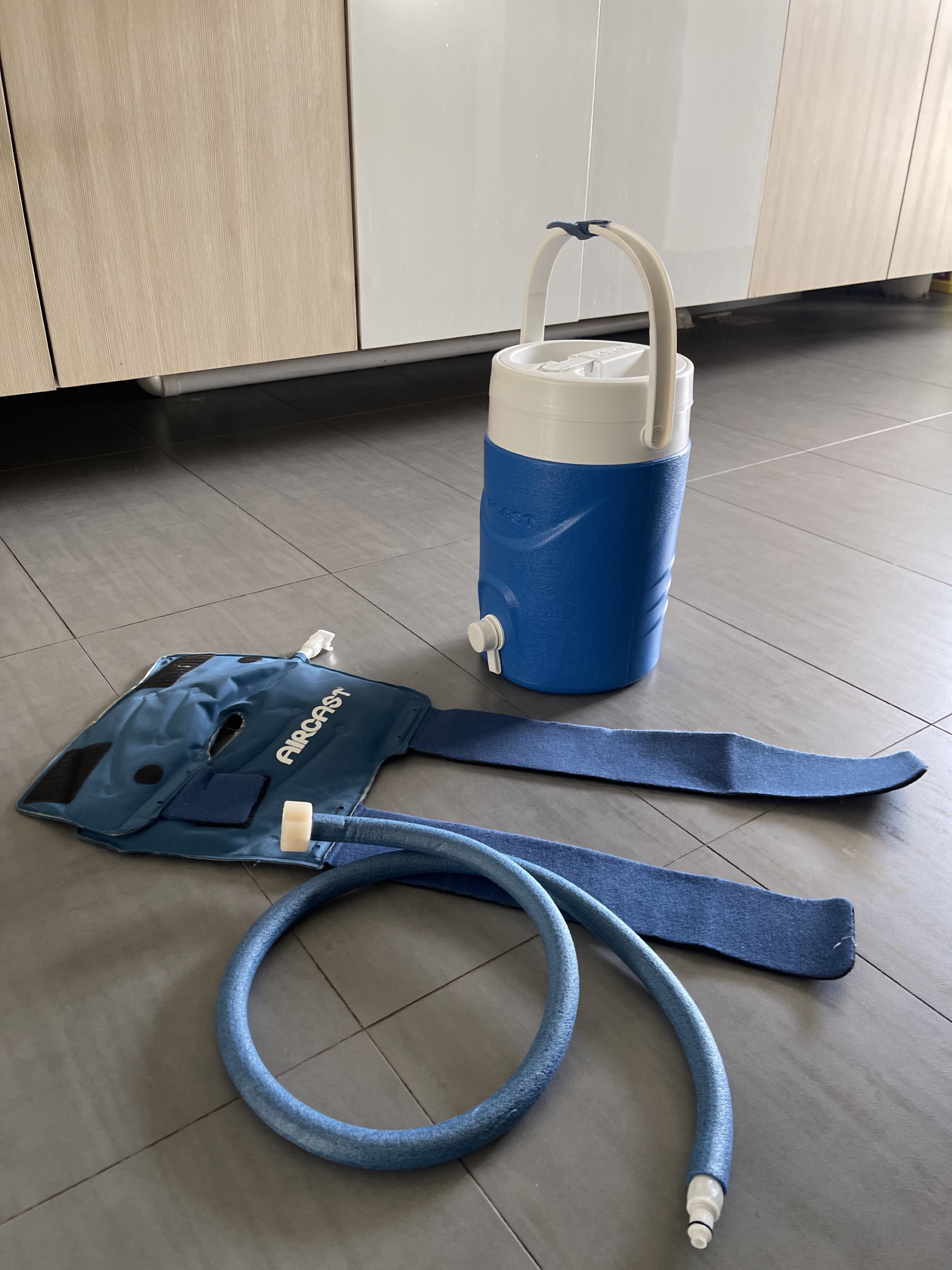 Aircast Cryo Cuff IC Cooler with knee pad, Health & Nutrition, Medical ...