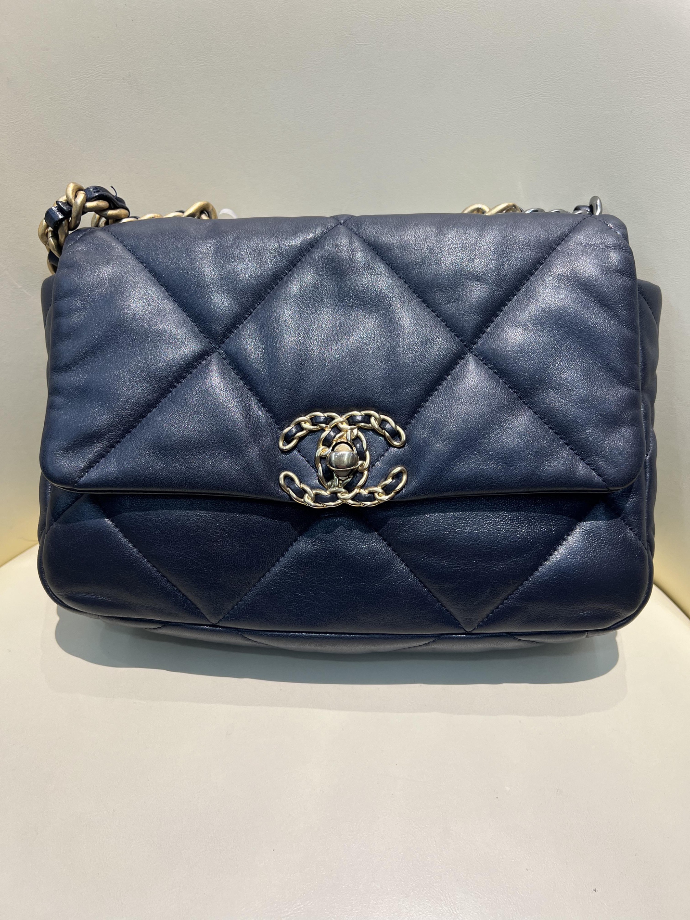 Chanel 19Bag 双C Logo, Luxury, Bags & Wallets on Carousell