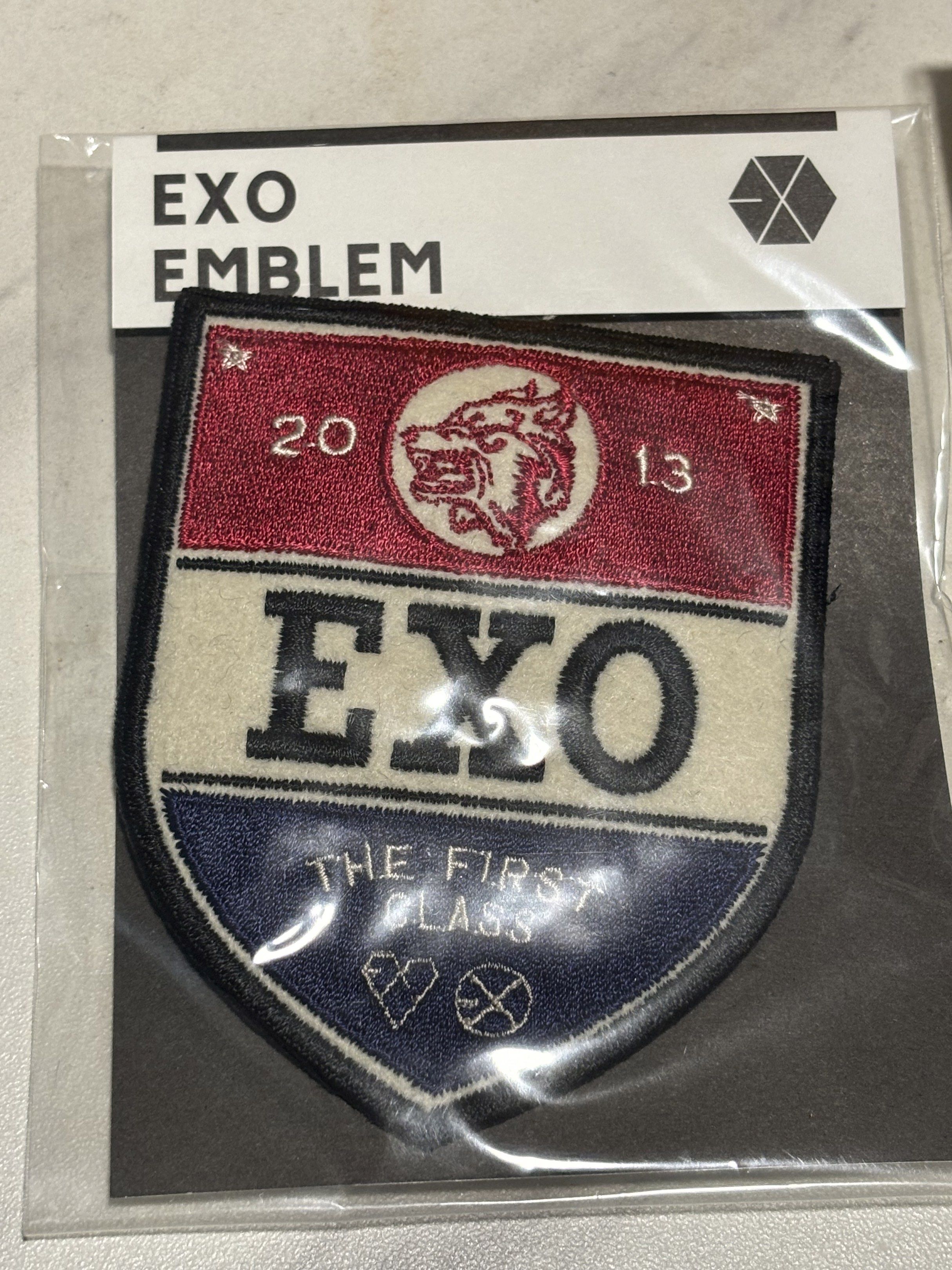 EXO XOXO Official Merchandise Emblem Pin, Hobbies & Toys, Memorabilia ...