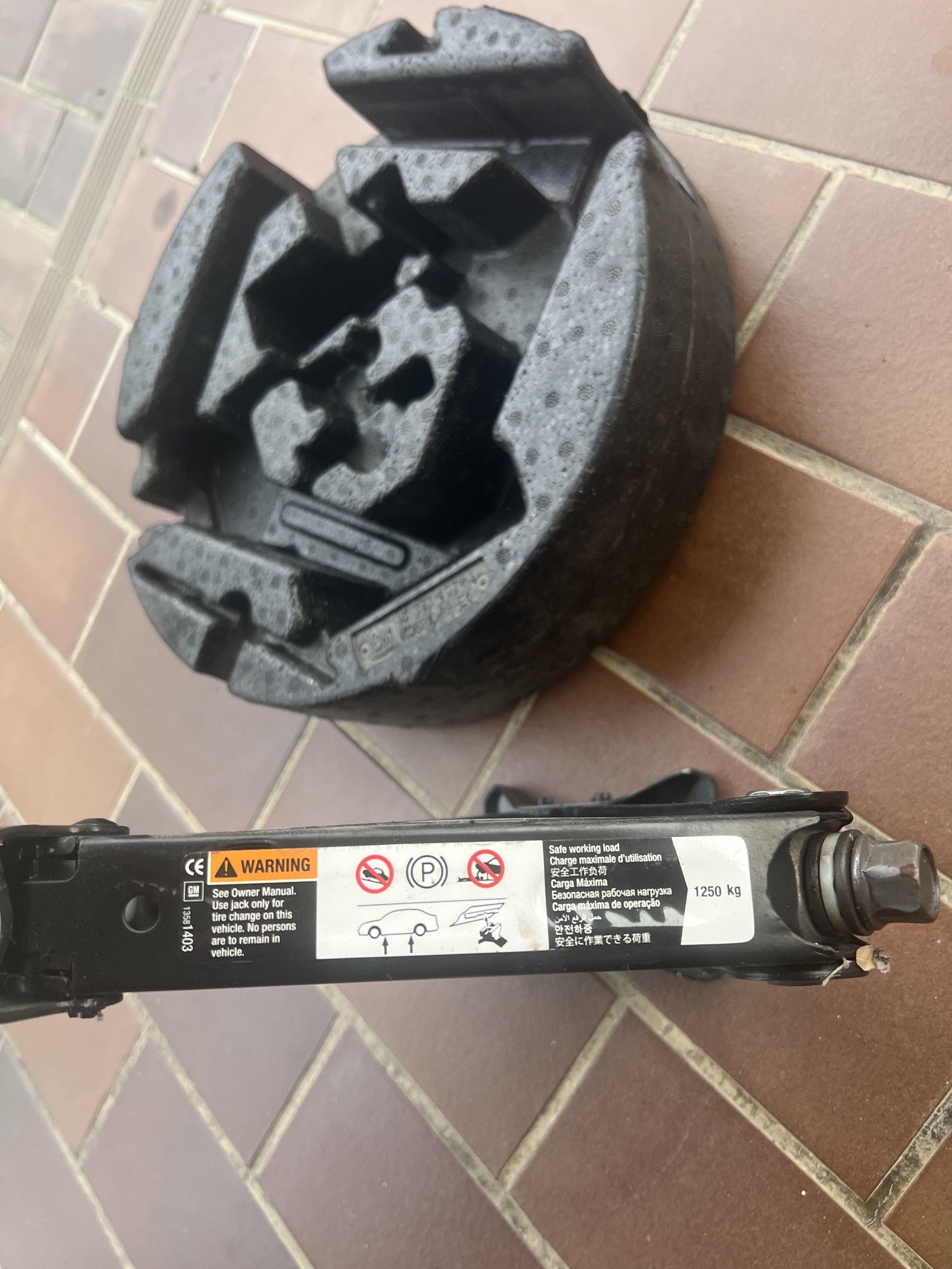 GM Car Jack with Foam Case, Car Accessories, Accessories on Carousell