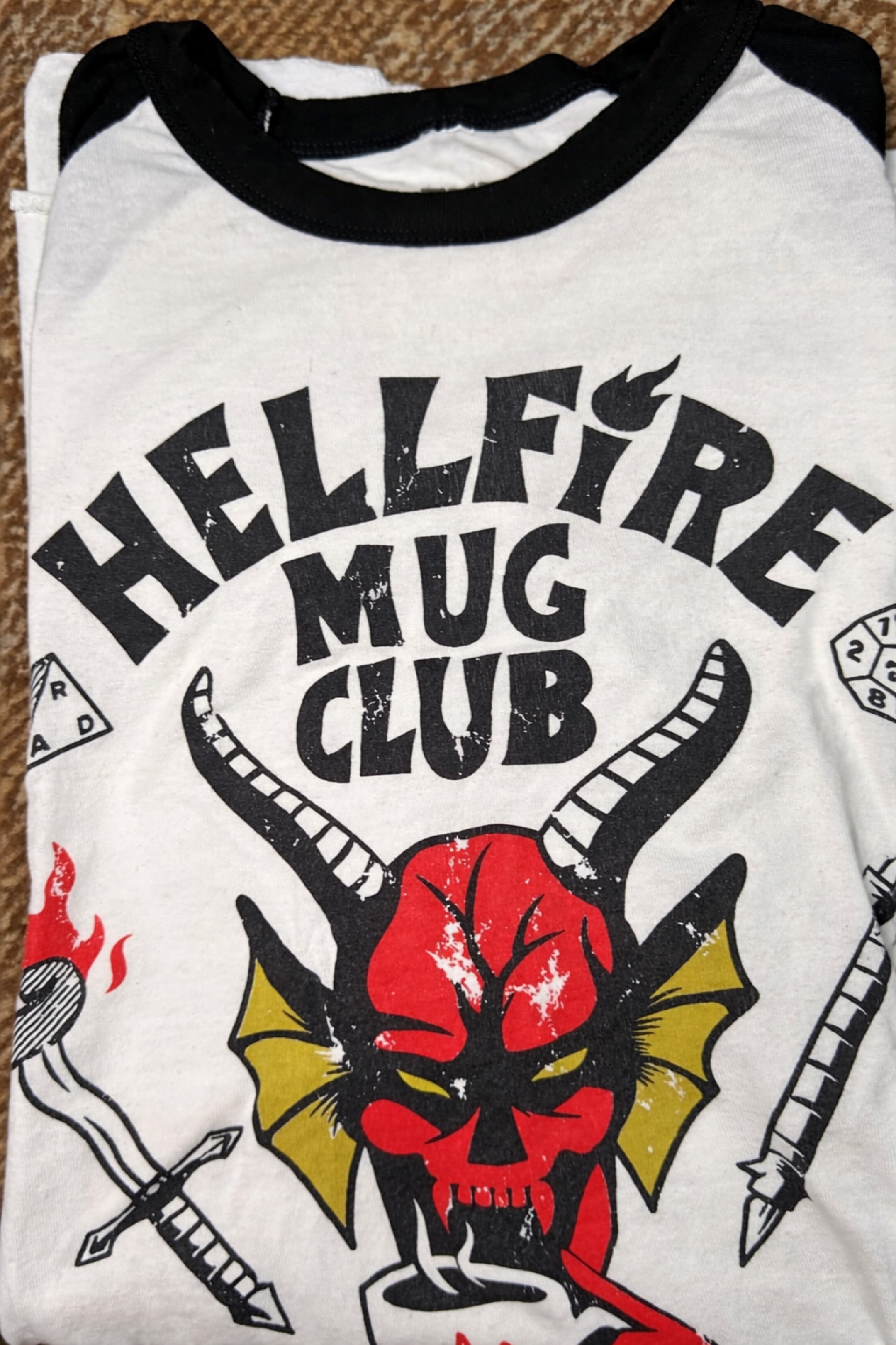 🔥Kaos Film Parodi Hellfire Mug Club, Fesyen Pria, Pakaian , Atasan di ...