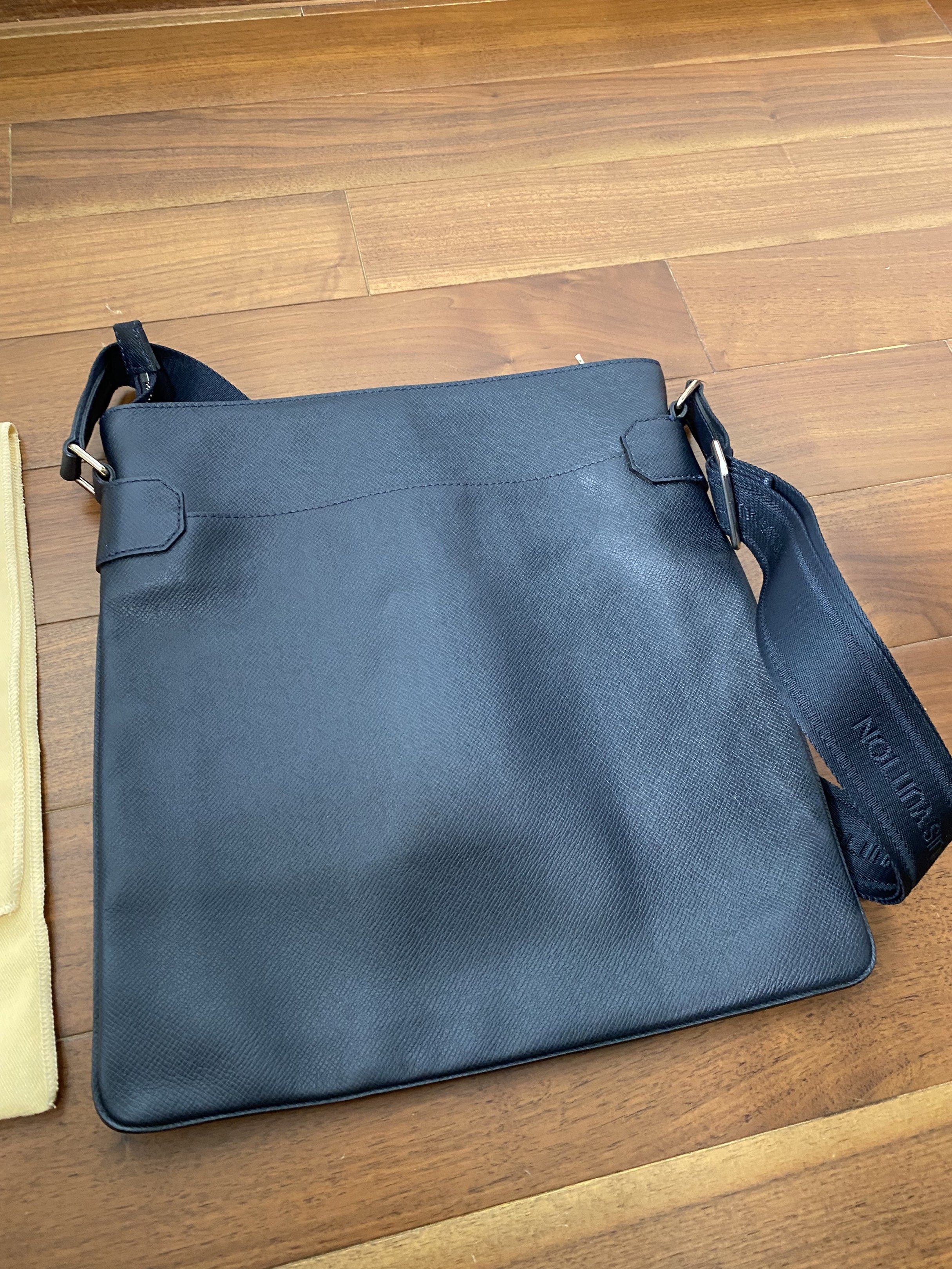 LV Louis Vuitton Sasha Taiga Boreal (With E Invoice), Luxury, Bags ...