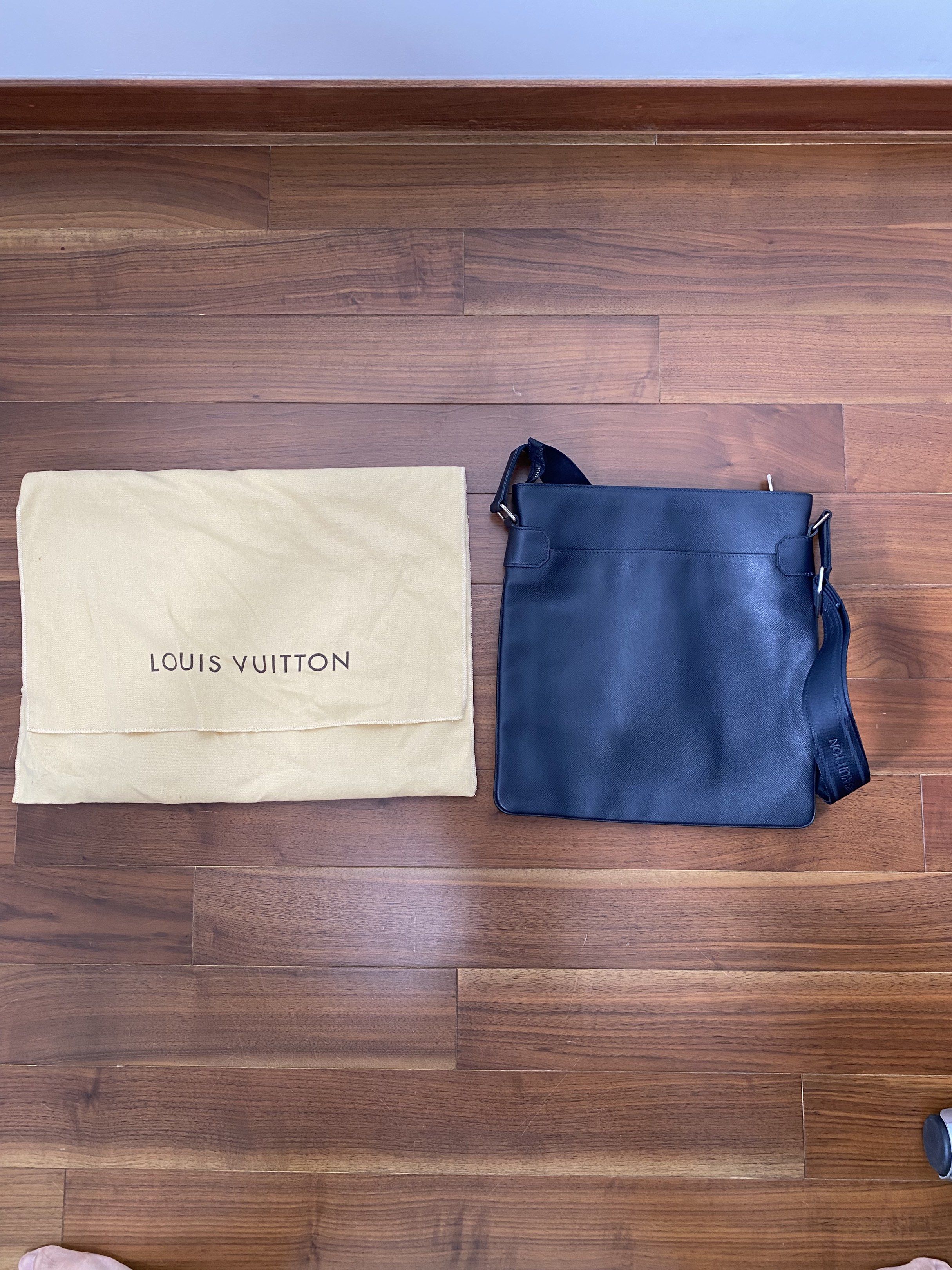 LV Louis Vuitton Sasha Taiga Boreal (With E Invoice), Luxury, Bags ...