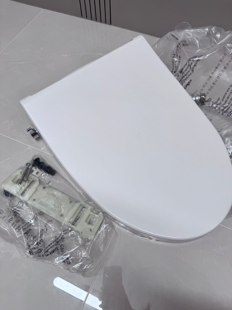 TOTO EcoWasher Toilet Seat, Furniture & Home Living, Bathroom & Kitchen ...