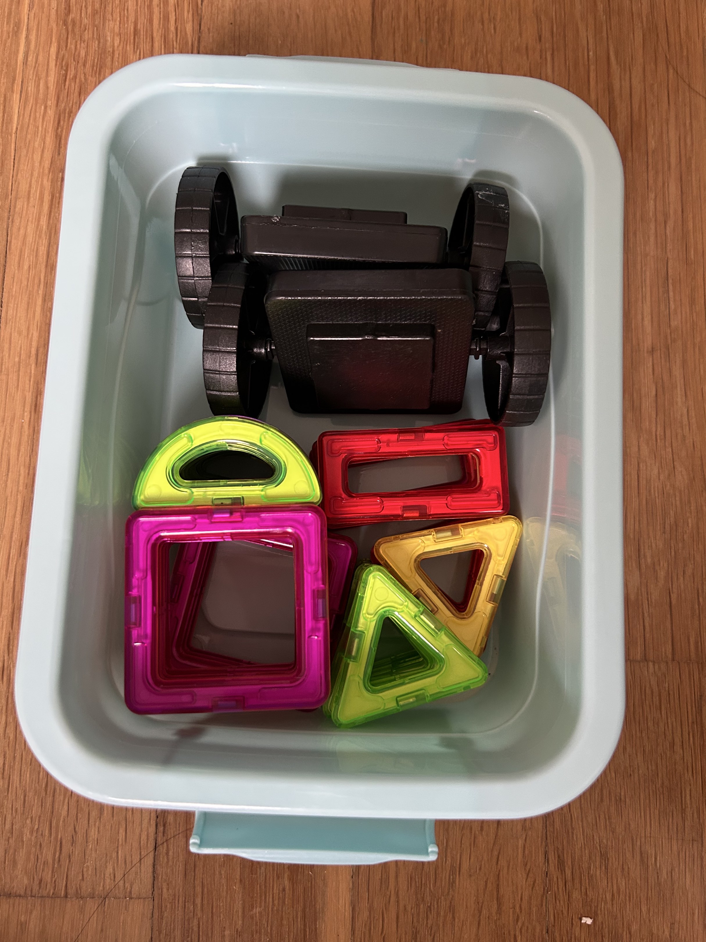 Toy Storage Box with 30 pc Magnetic Tiles, Hobbies & Toys, Toys & Games ...