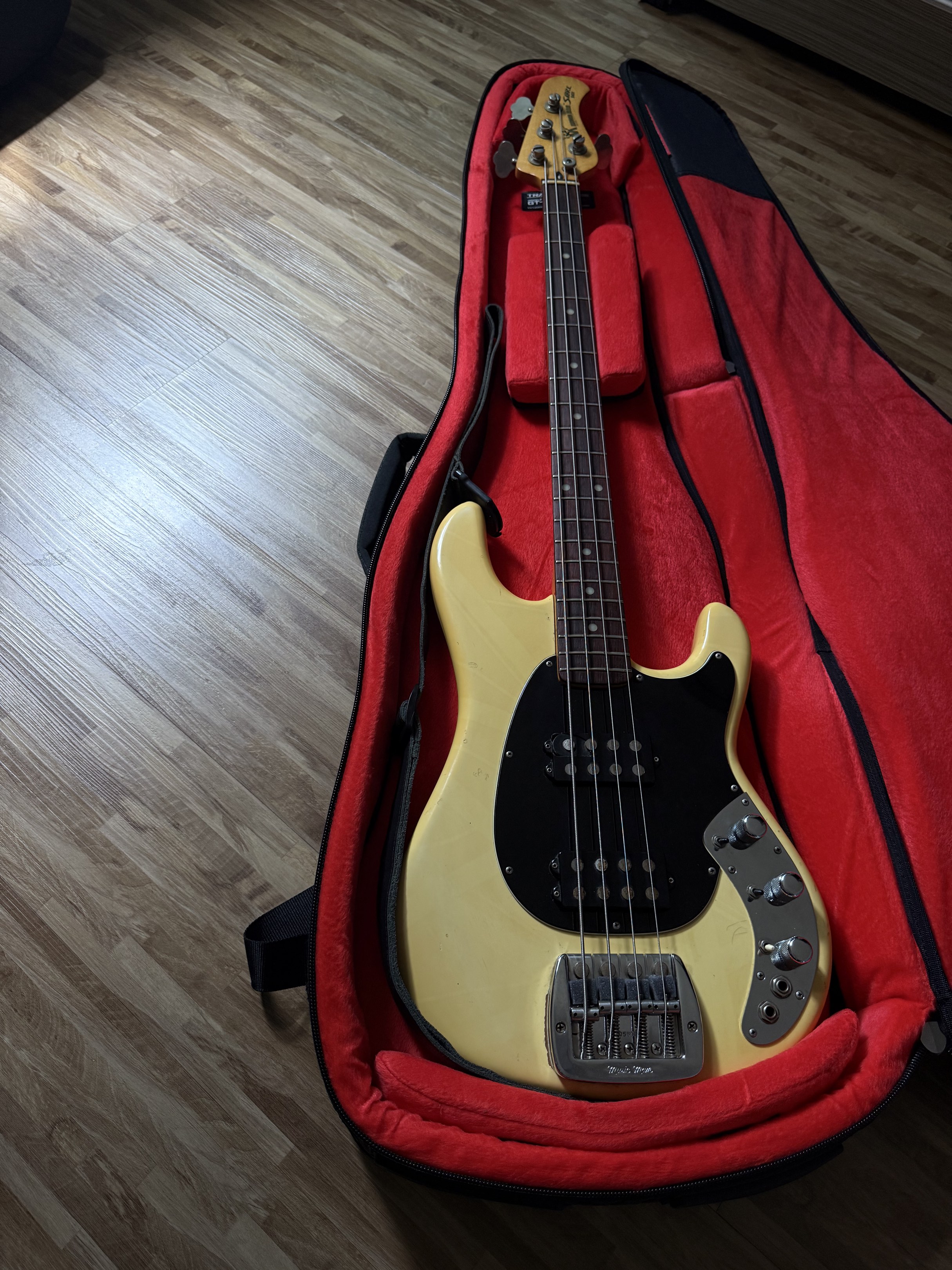 1980 Music Man Sabre Bass Guitar, Hobbies & Toys, Musical Instruments ...