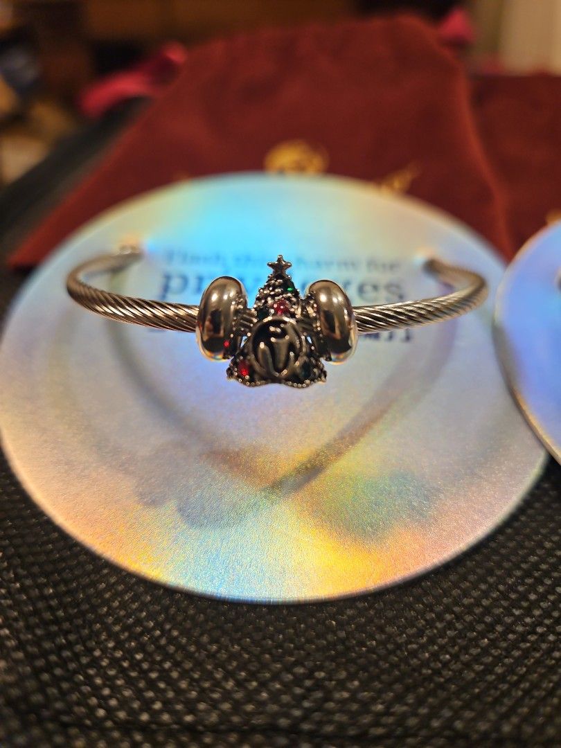 2x Resorts World Sentosa RWS Charm Bracelet, Hobbies & Toys ...