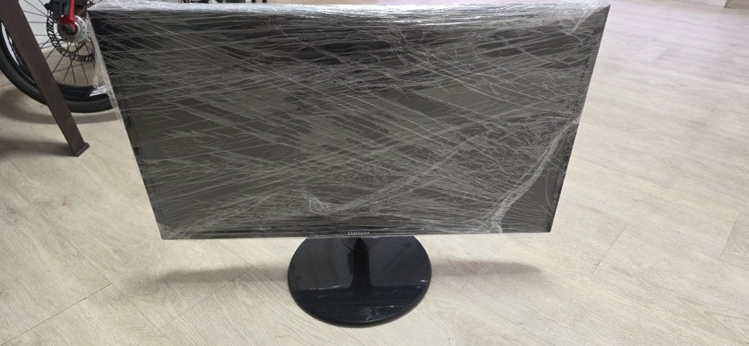 Cracked 27in Samsung monitor, Computers & Tech, Parts & Accessories ...