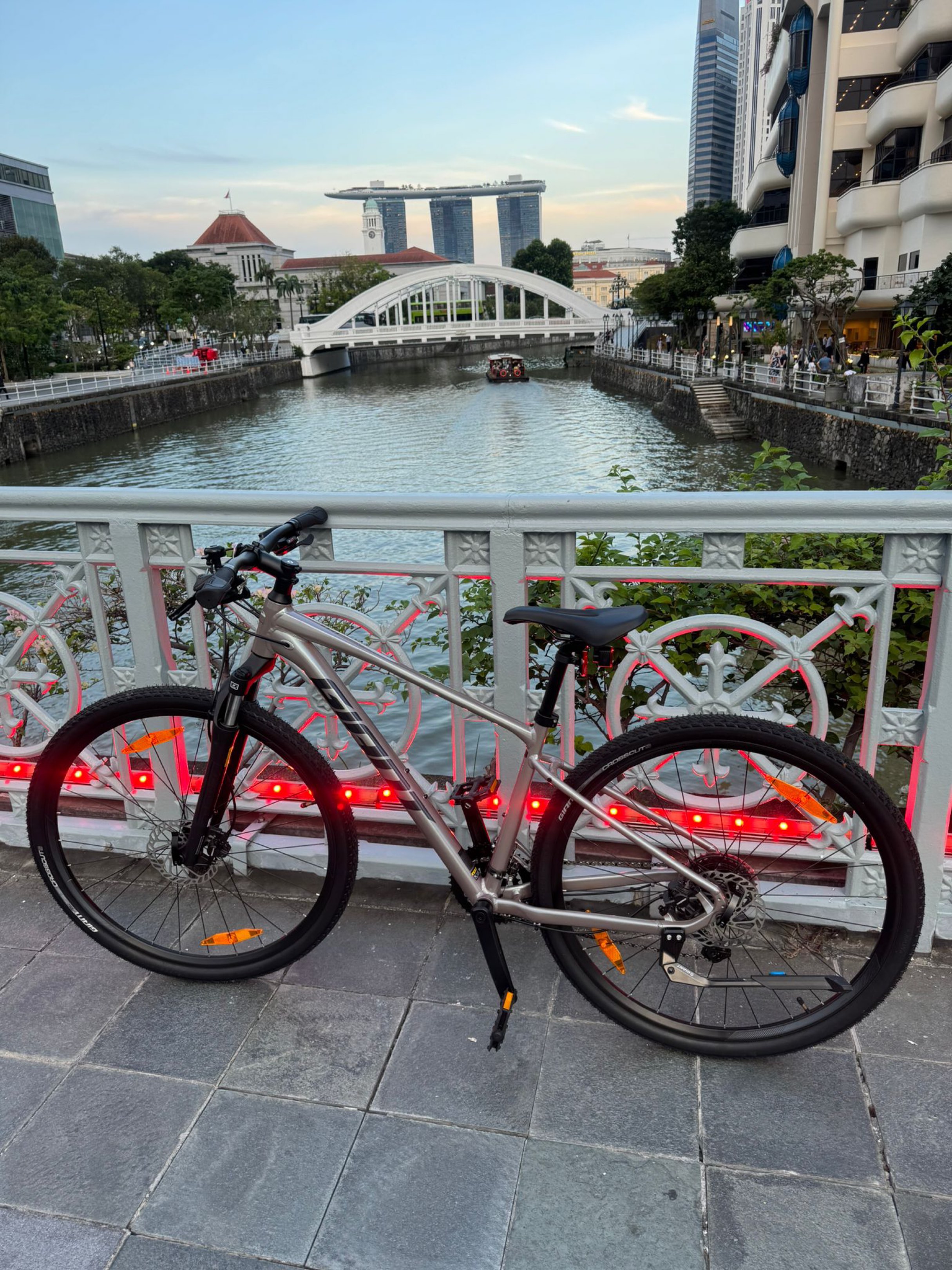 Giant Roam 3 2025, Sports Equipment, Bicycles & Parts, Bicycles on ...