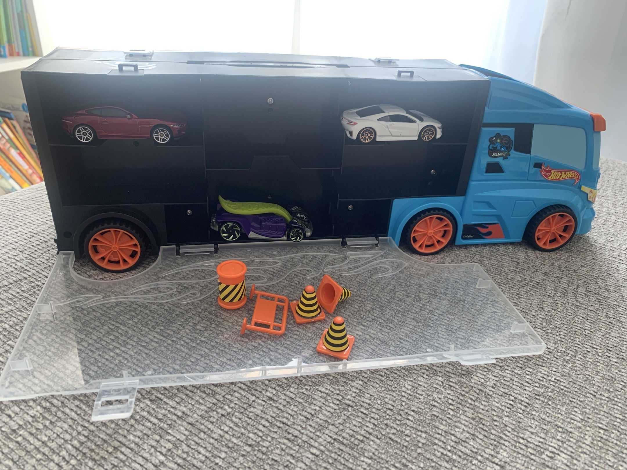 Hot Wheels Truck Hauler with Cars, Hobbies & Toys, Toys & Games on ...