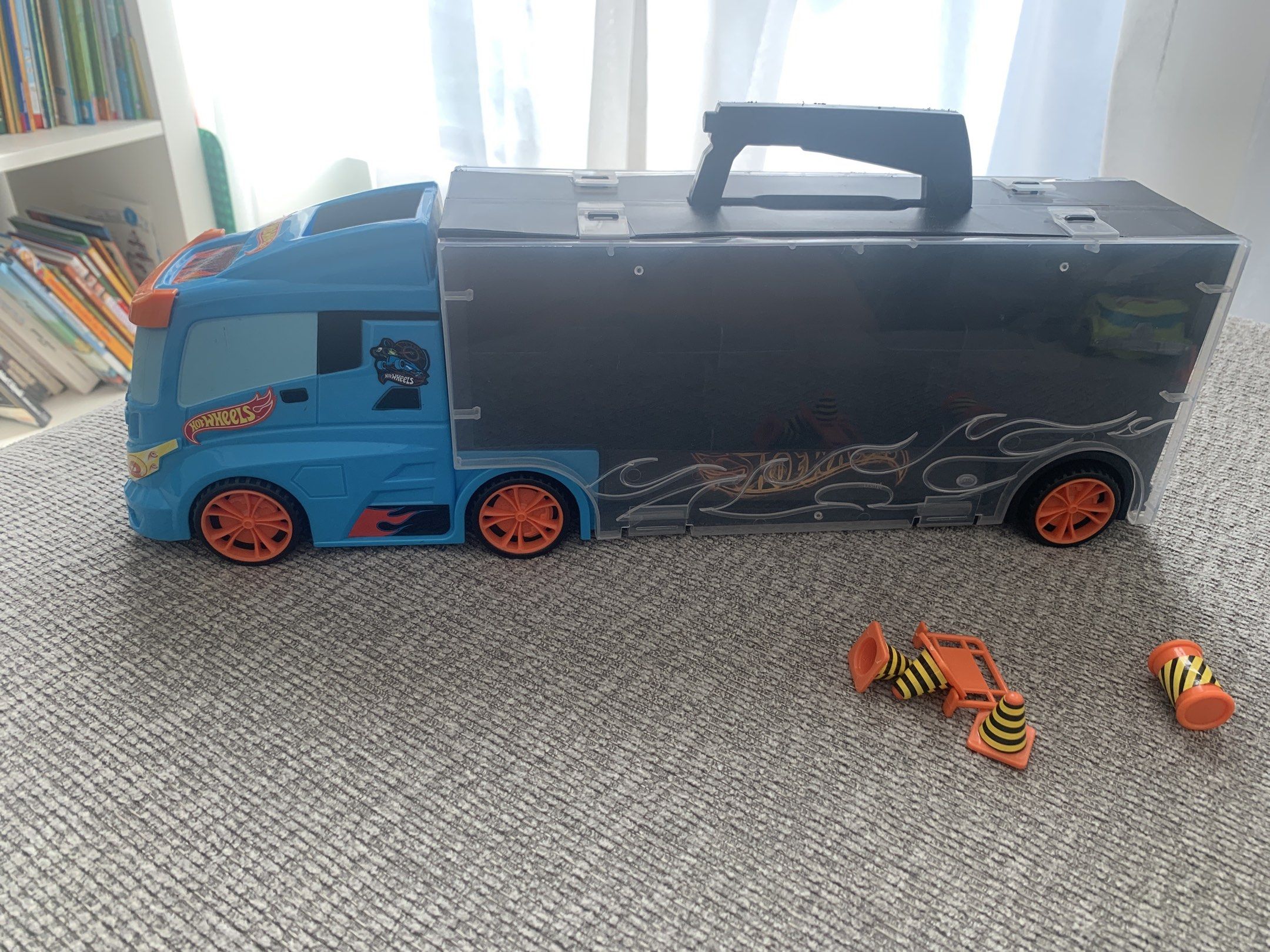 Hot Wheels Truck Hauler with Cars, Hobbies & Toys, Toys & Games on ...