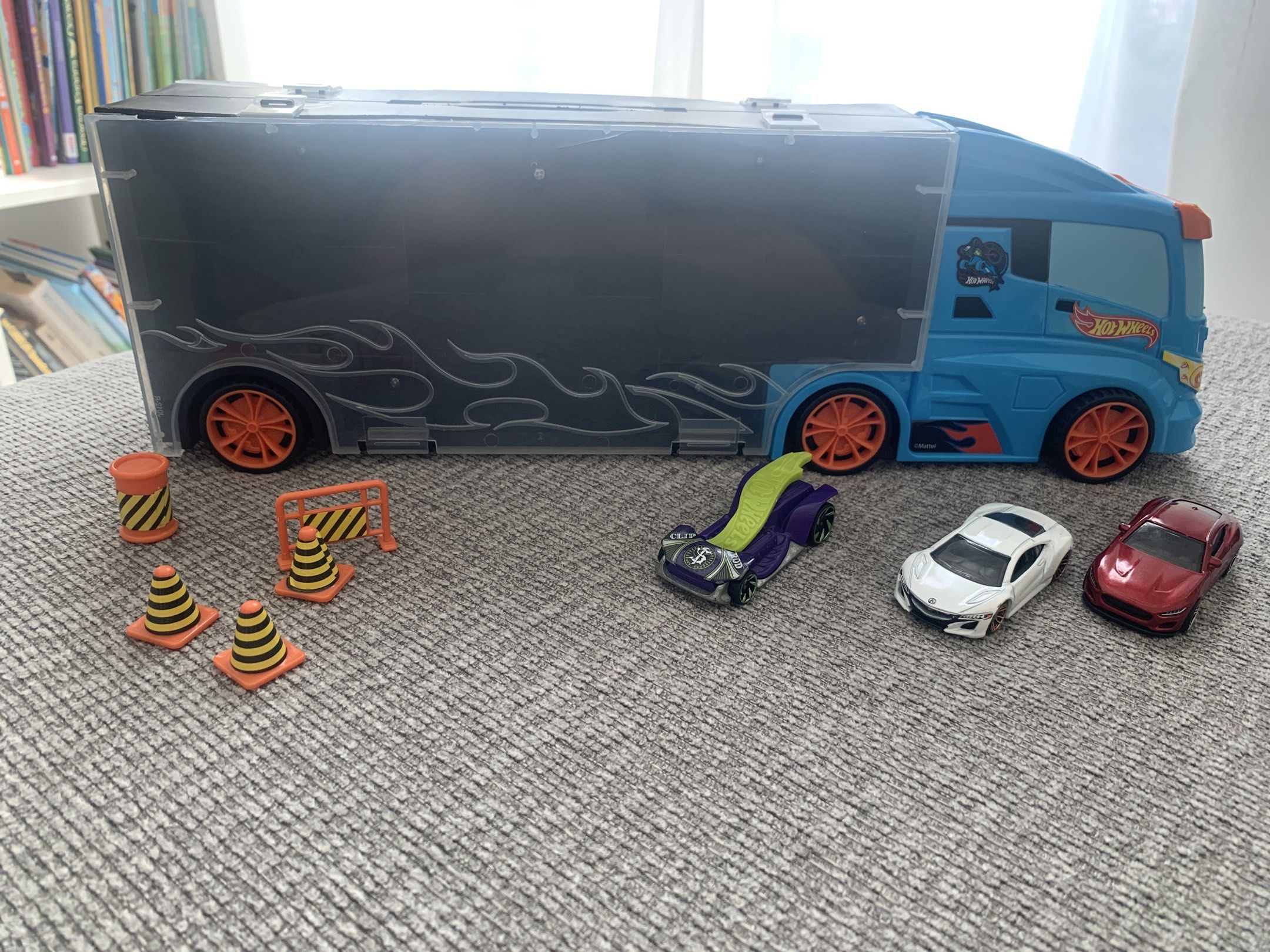 Hot Wheels Truck Hauler with Cars, Hobbies & Toys, Toys & Games on ...