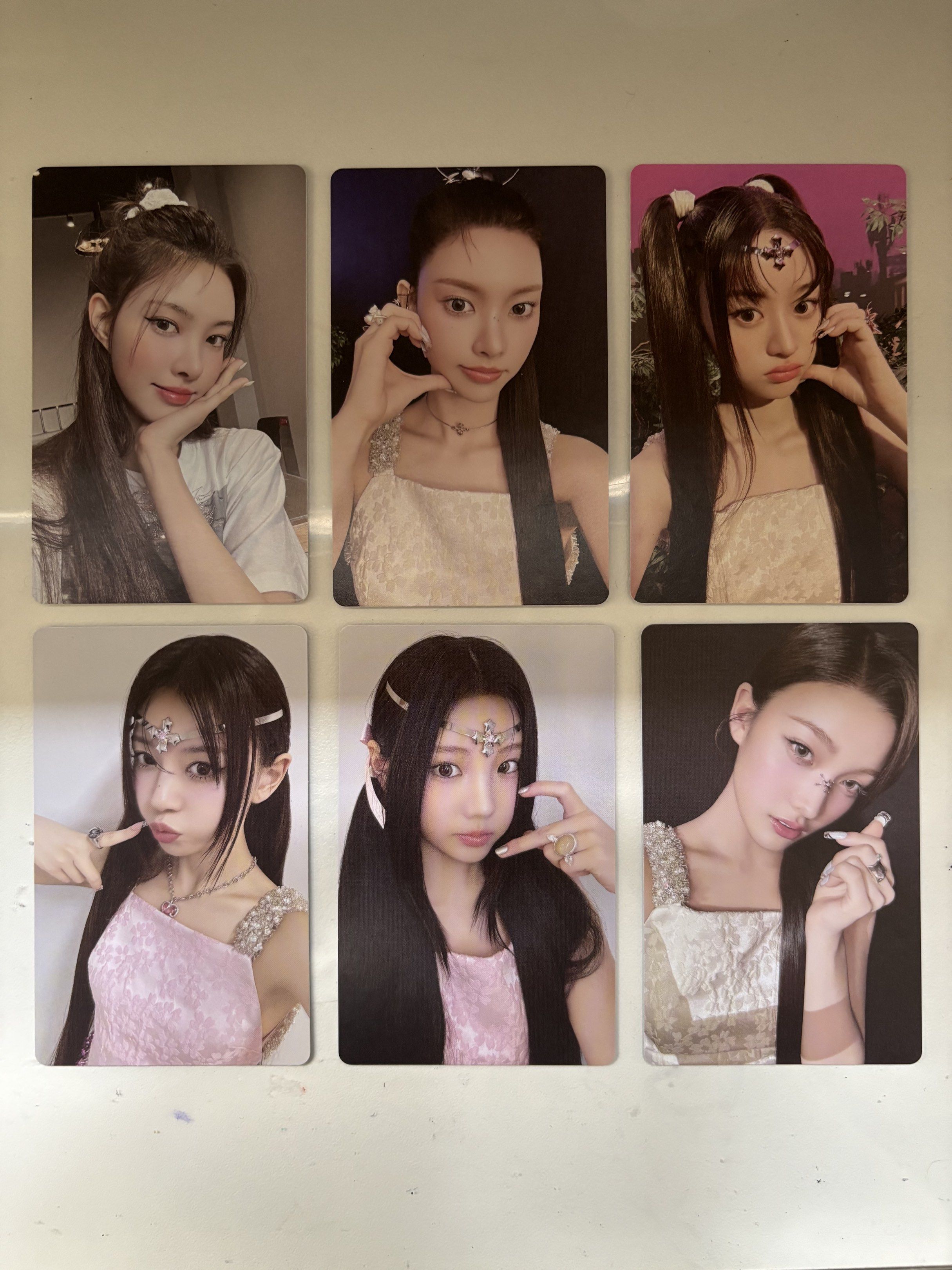 Illit Bomb Weverse album photo cards, Hobbies & Toys, Memorabilia ...