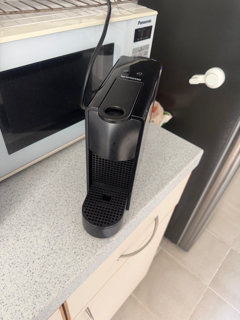 Nespresso Essenza Mini 咖啡機, 家庭電器, 廚房電器, 咖啡機及咖啡壺 - Carousell