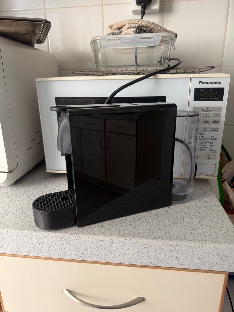 Nespresso Essenza Mini 咖啡機, 家庭電器, 廚房電器, 咖啡機及咖啡壺 - Carousell