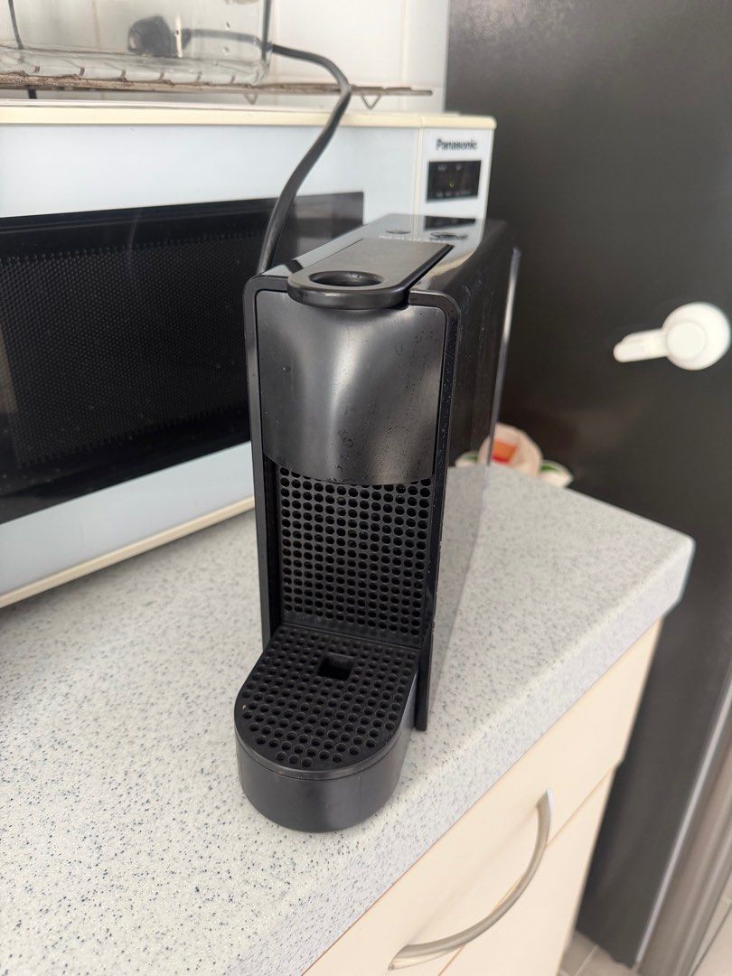 Nespresso Essenza Mini 咖啡機, 家庭電器, 廚房電器, 咖啡機及咖啡壺 - Carousell
