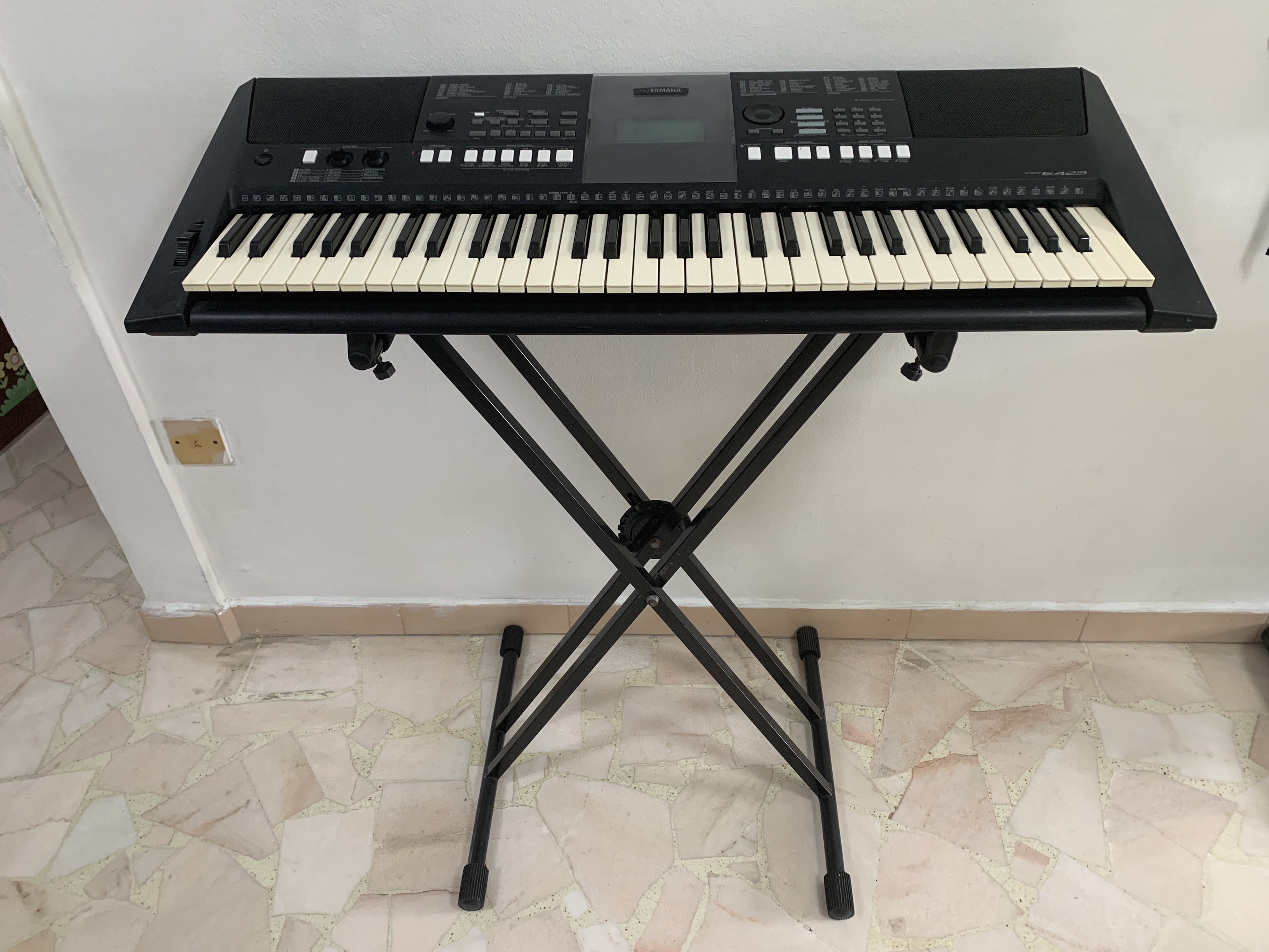 Yamaha PSR-E423 Keyboard with Stand, Hobbies & Toys, Musical ...