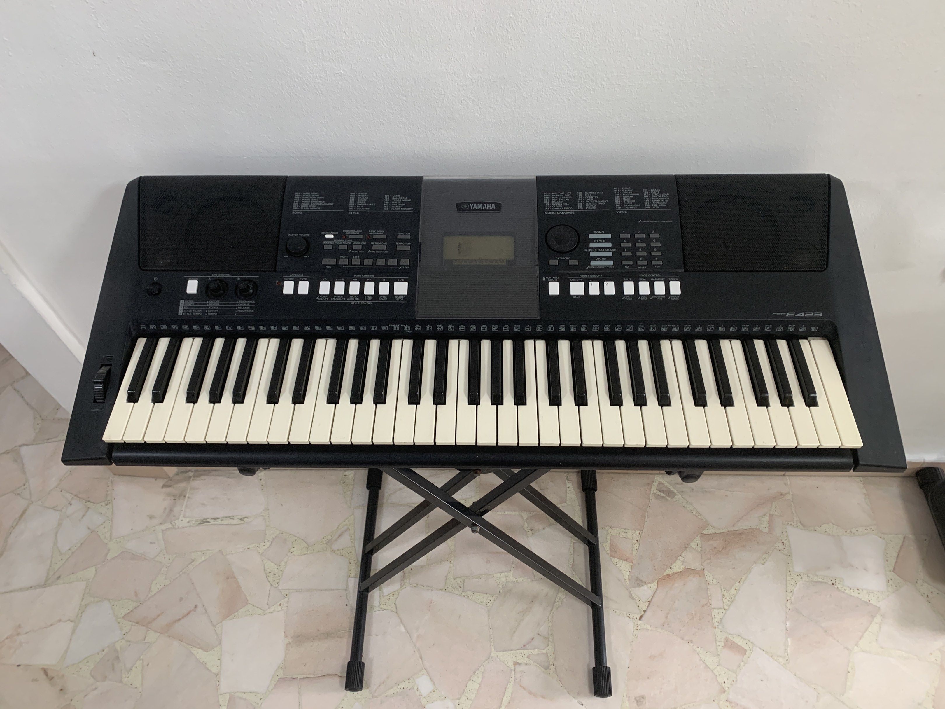 Yamaha PSR-E423 Keyboard with Stand, Hobbies & Toys, Musical ...
