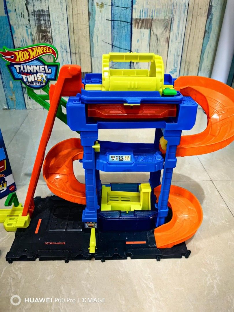 Hot Wheels Tunnel Twist Car Wash Playset, Hobbies & Toys, Toys & Games ...