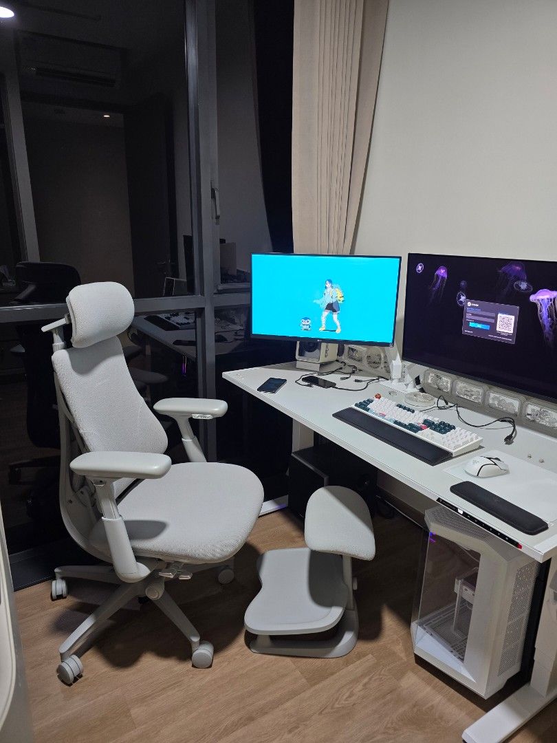 Libernovo omni with leg rest, Furniture & Home Living, Furniture ...