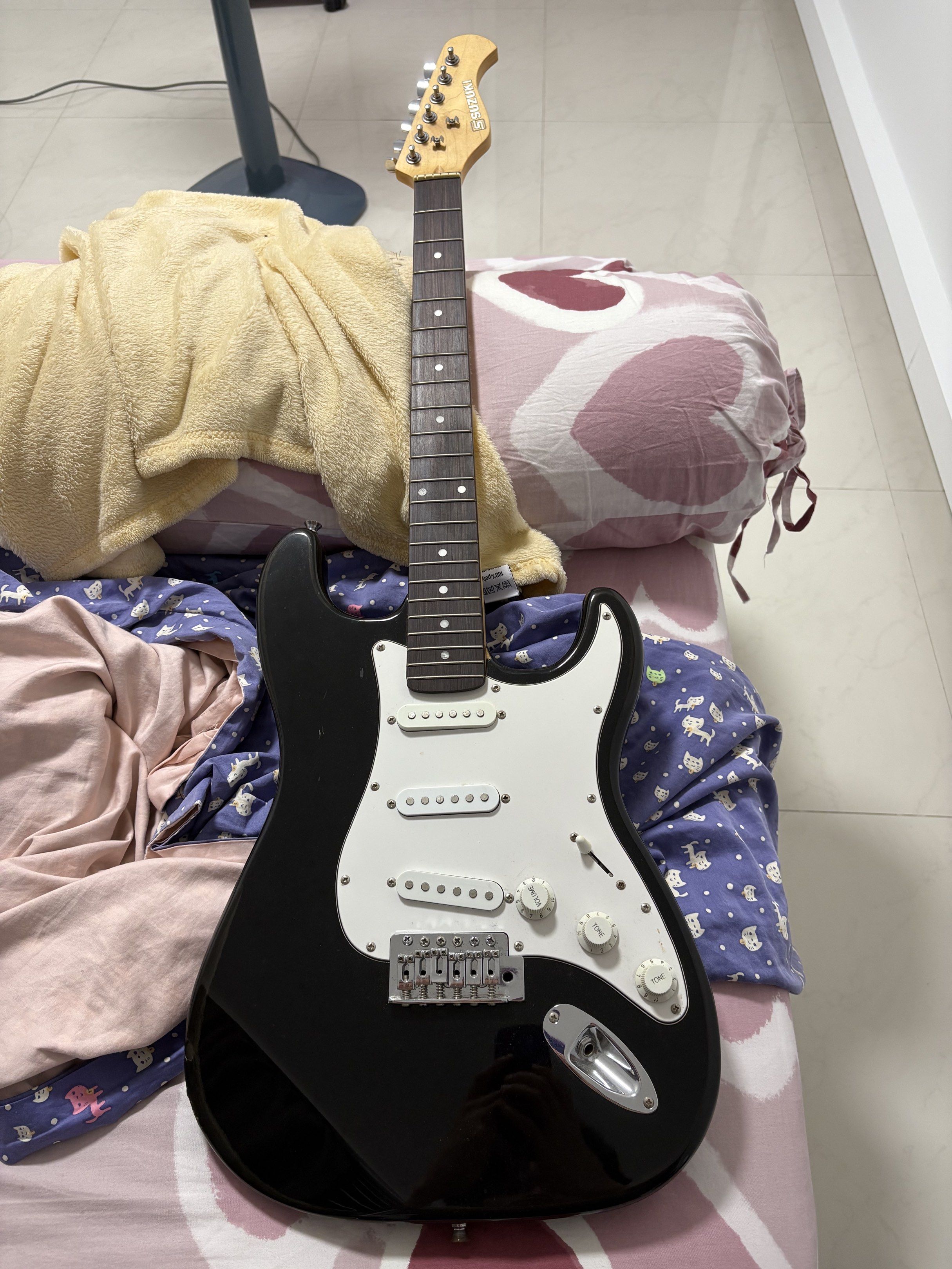Suzuki Electric Guitar - Black, Hobbies & Toys, Musical Instruments on ...