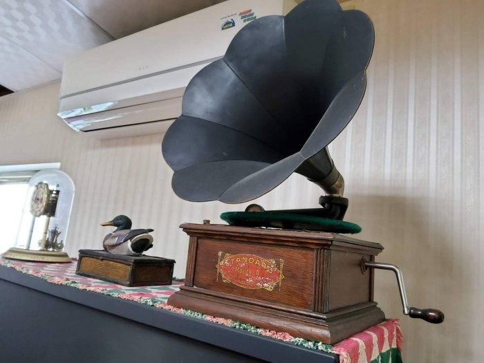 【中古逸品】百年風華 STANDARD TALKING MACHINE 號角留聲機｜老式手搖留聲機｜大喇叭設計, 哩哩扣扣, 其他在旋轉拍賣