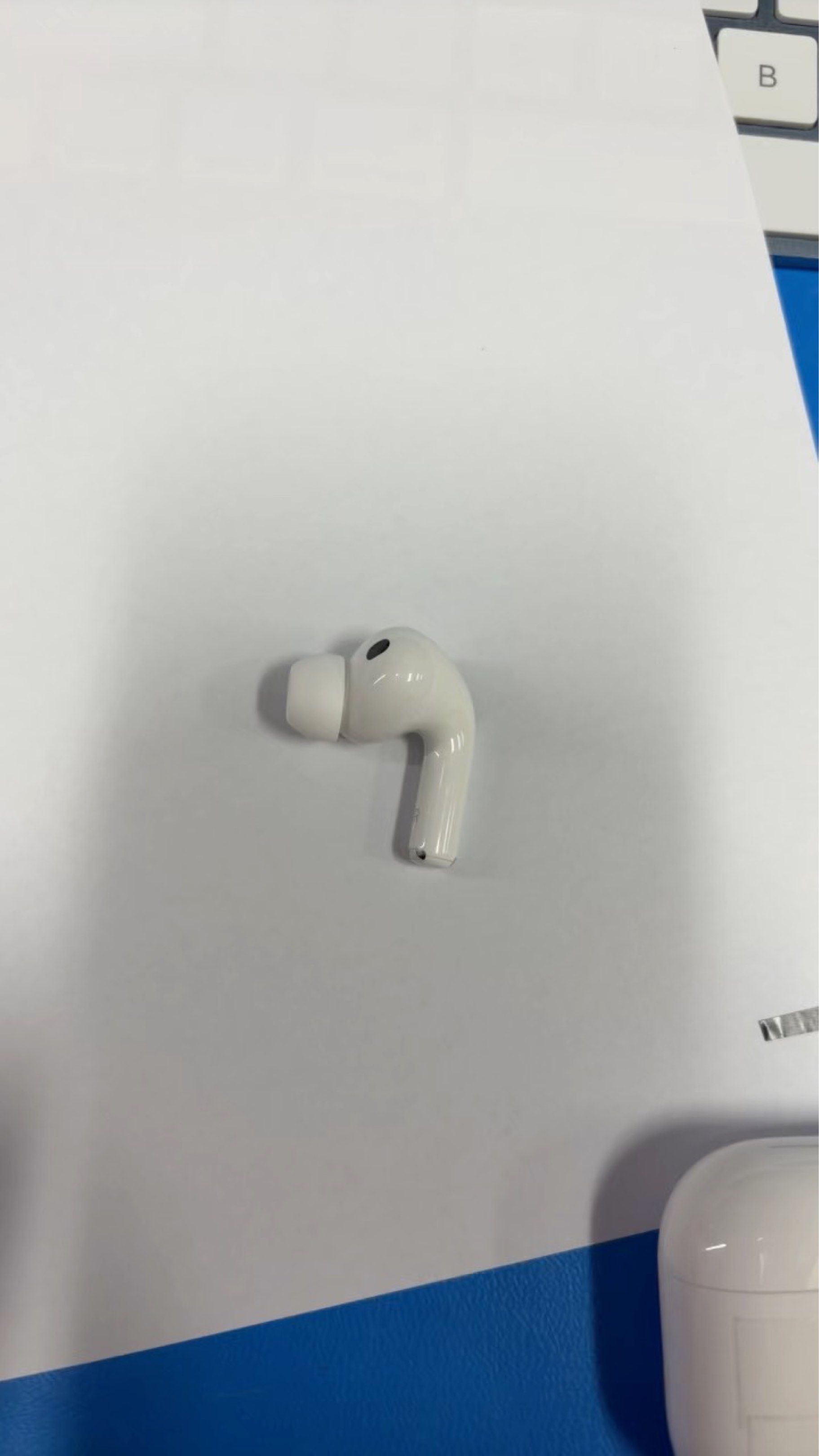 Apple AirPods Pro 3 Right Earbud, Audio, Earphones on Carousell