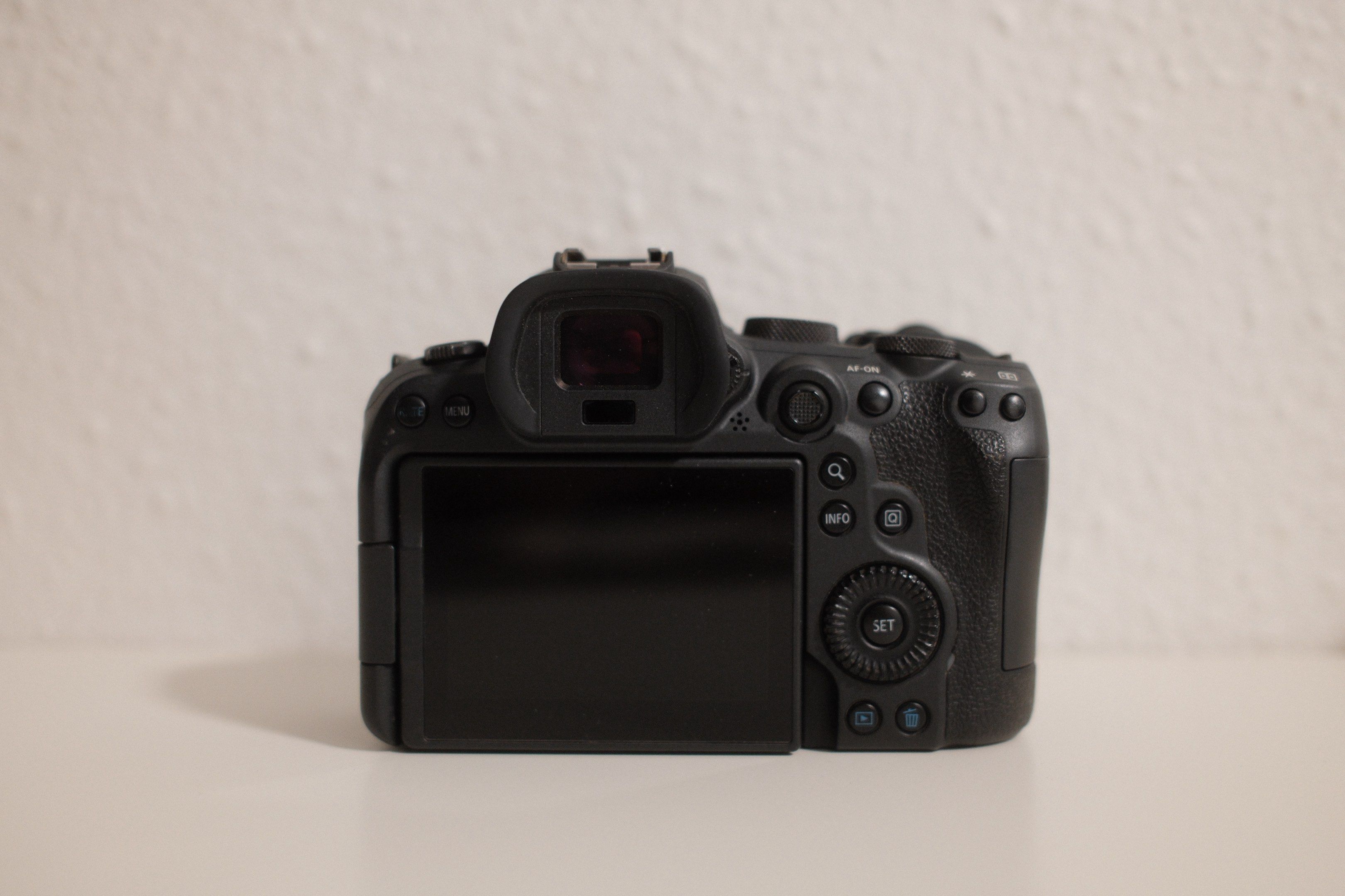 Canon EOS R6 Mirrorless Camera, Photography, Cameras on Carousell