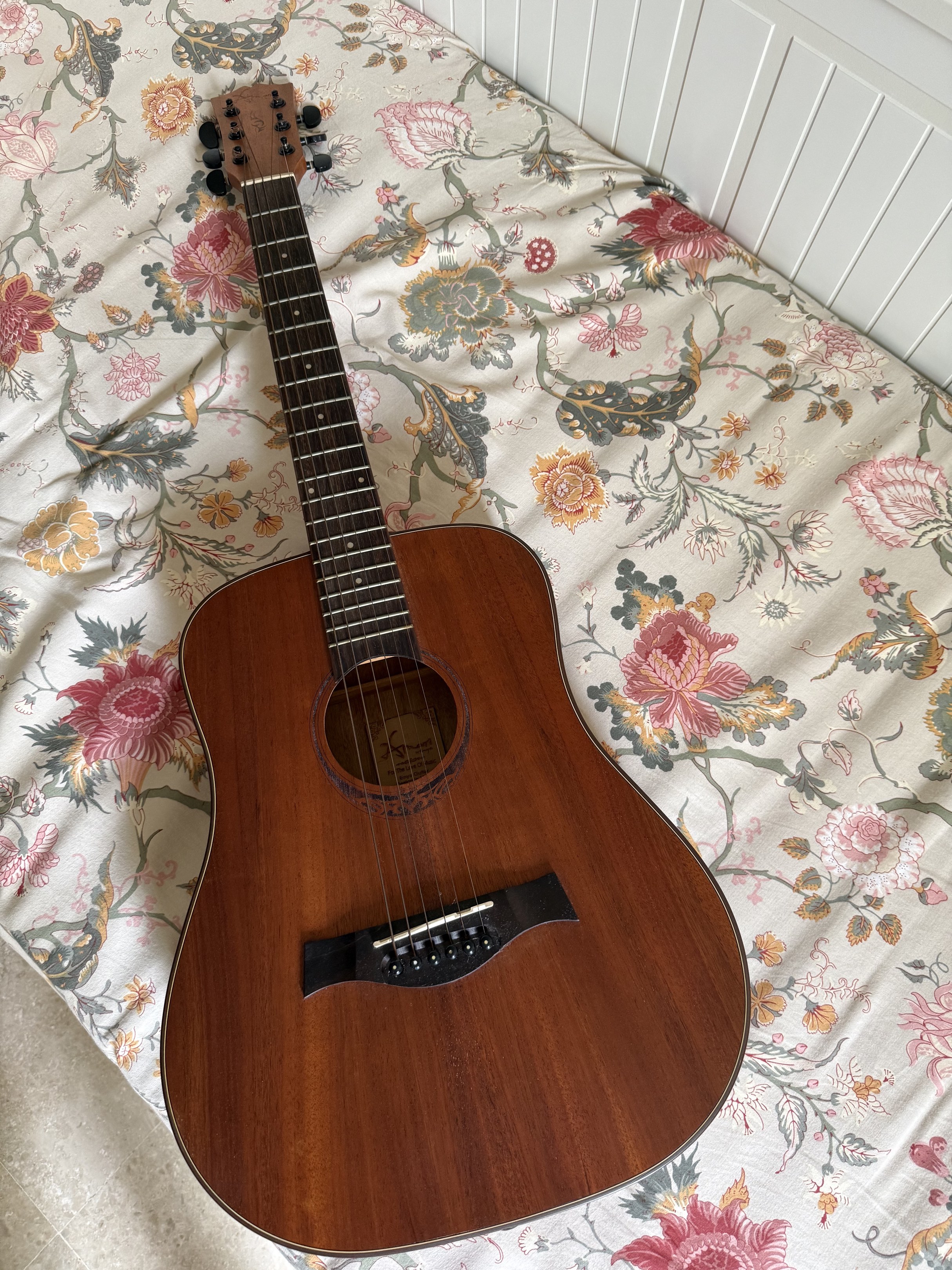 Enya Amari Acoustic Guitar (Model AM-BABY), Hobbies & Toys, Musical ...