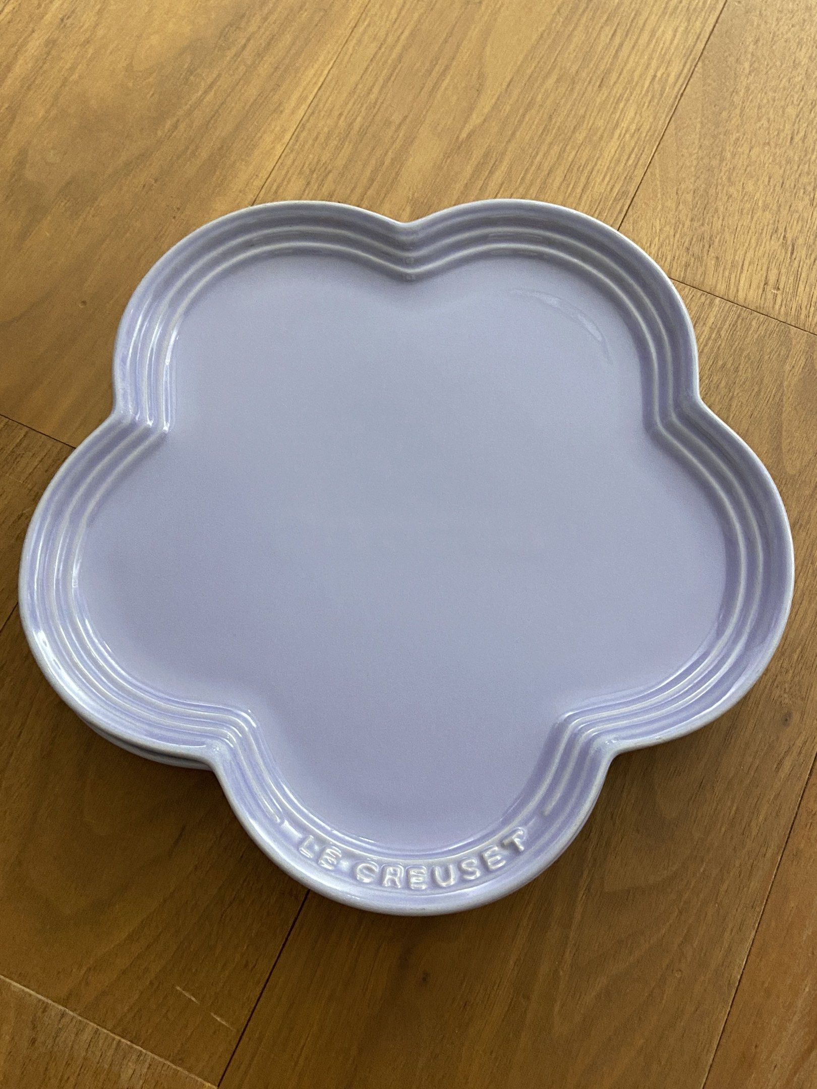 Le Creuset Flower Plate, 傢俬＆家居, 廚具和餐具, 餐具和餐具 - Carousell