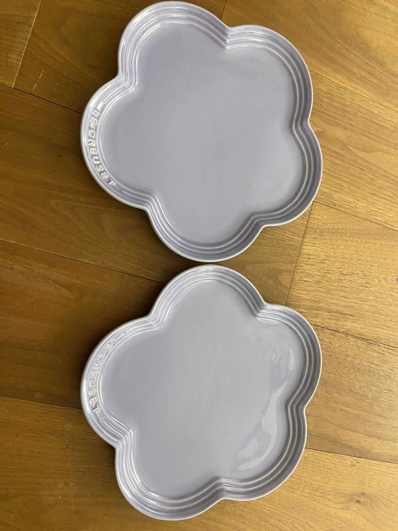 Le Creuset Flower Plate, 傢俬＆家居, 廚具和餐具, 餐具和餐具 - Carousell
