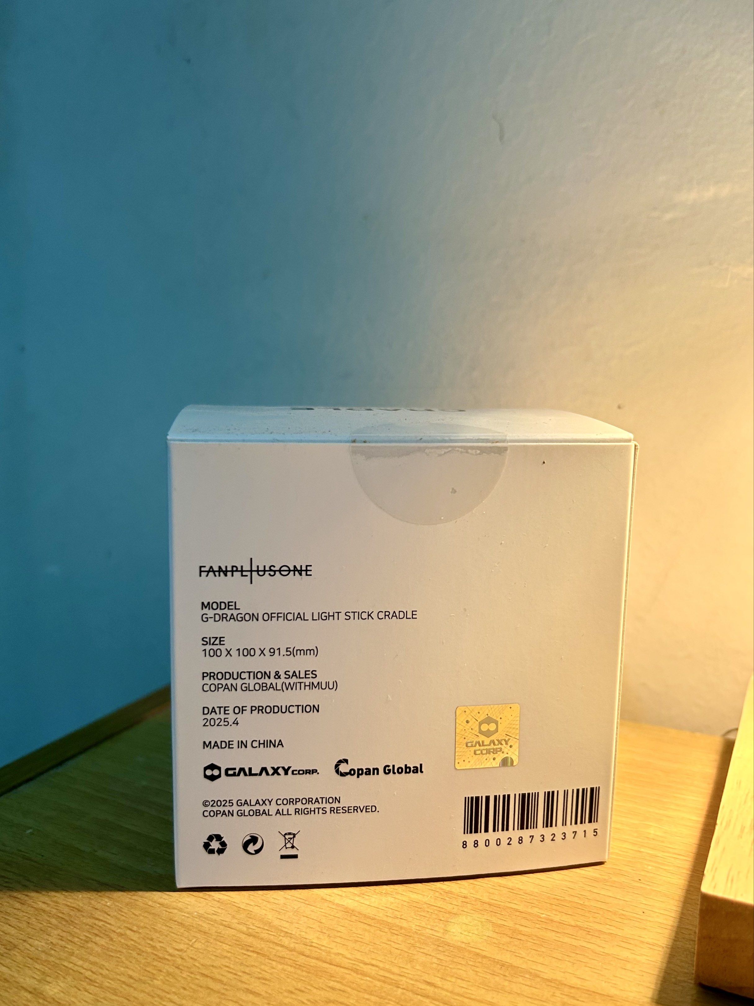 SEALED G-Dragon Official Light Stick Cradle, Hobbies & Toys ...