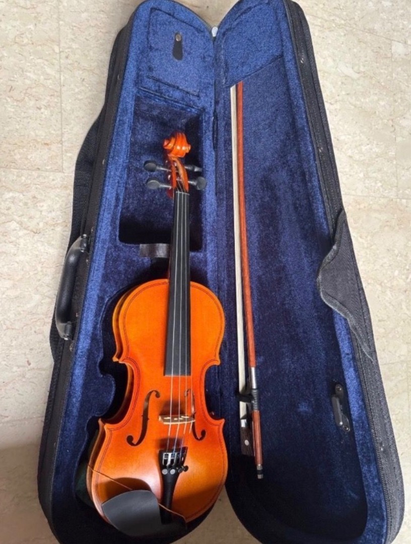 1/4th beginners violin, Hobbies & Toys, Musical Instruments on Carousell