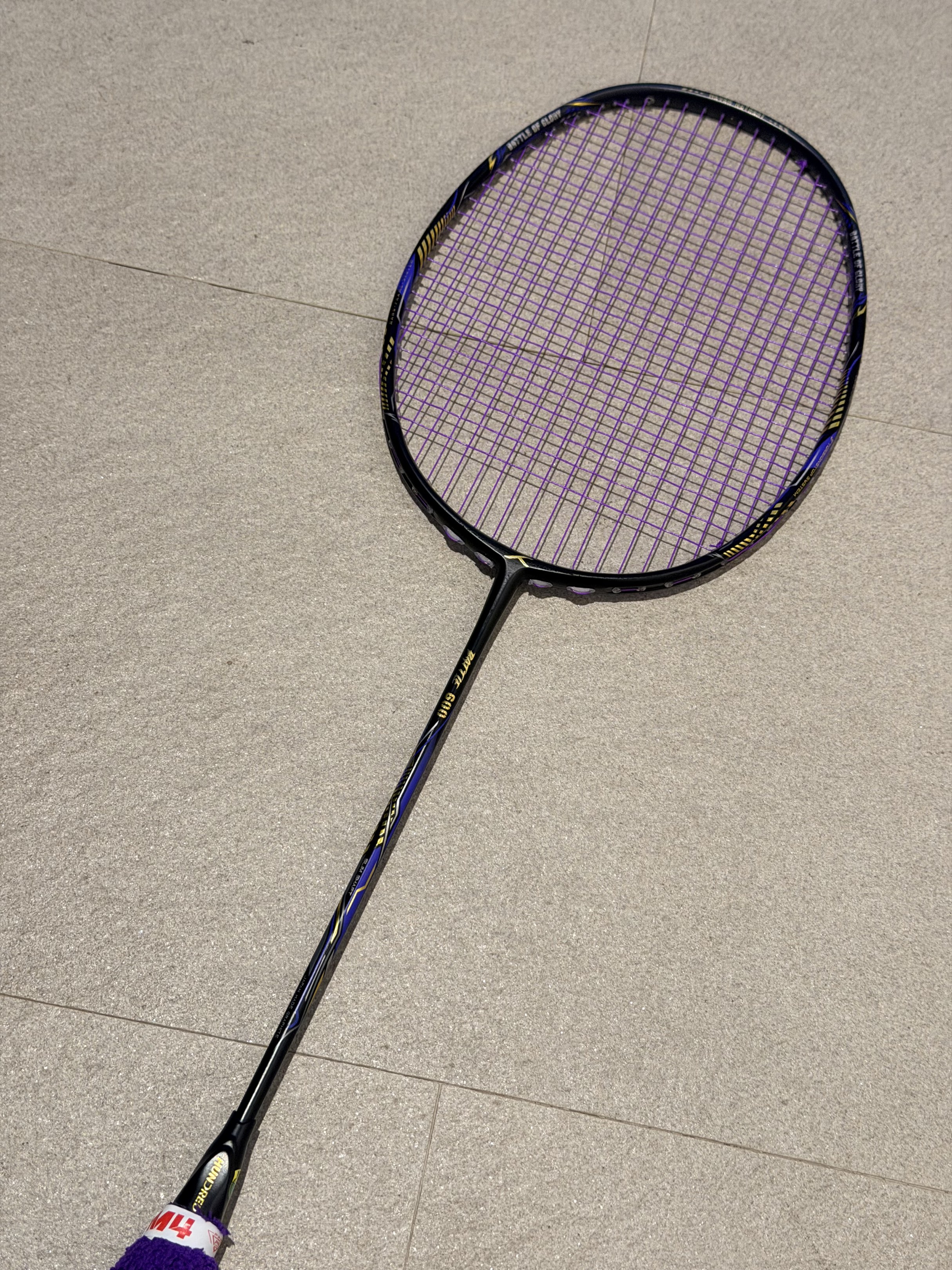 Hundred Badminton Racket Battle 600 4U with stringing, Sports Equipment ...