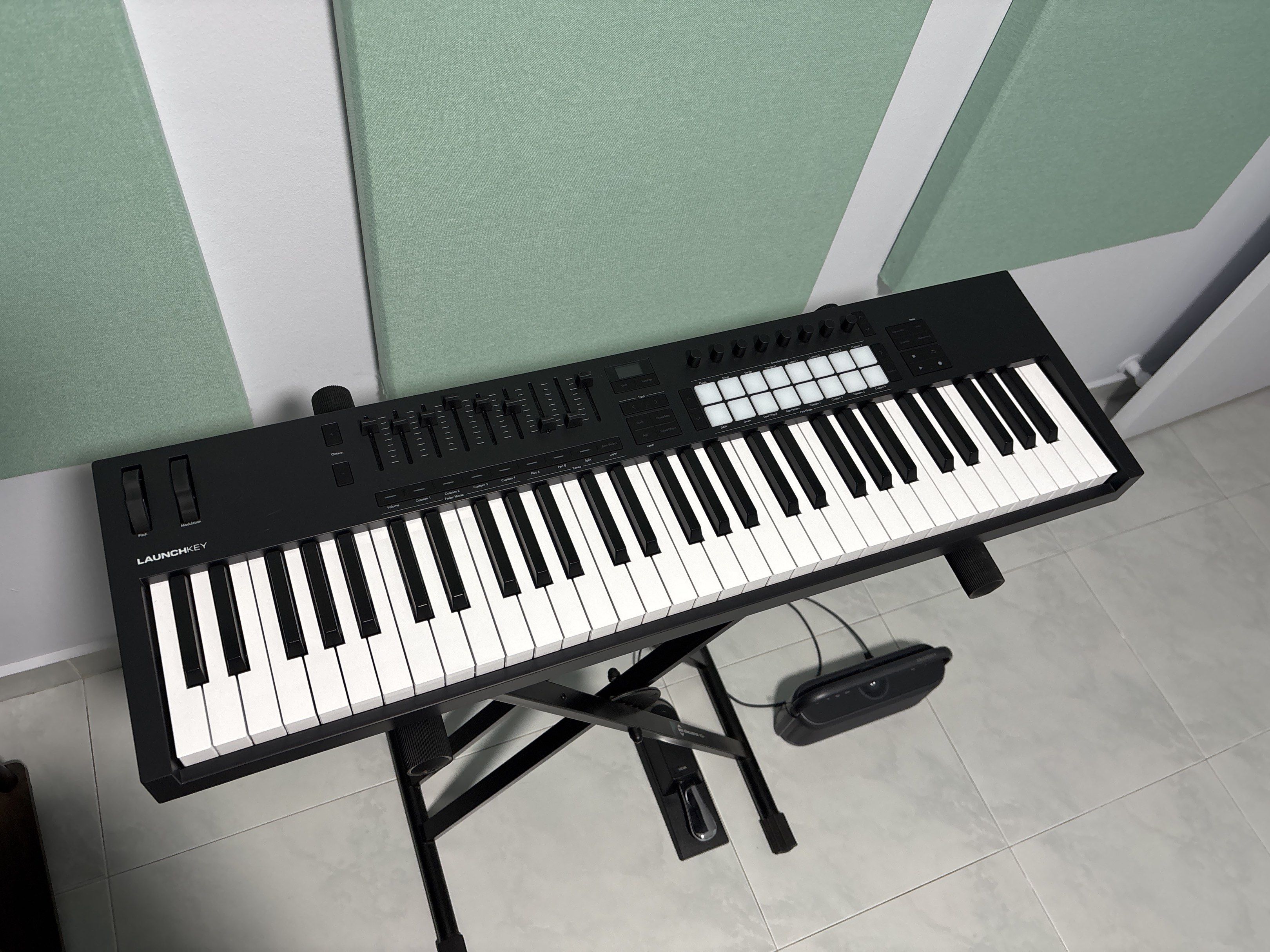 Novation Launchkey mk4 61 key MIDI Keyboard, Hobbies & Toys, Musical ...
