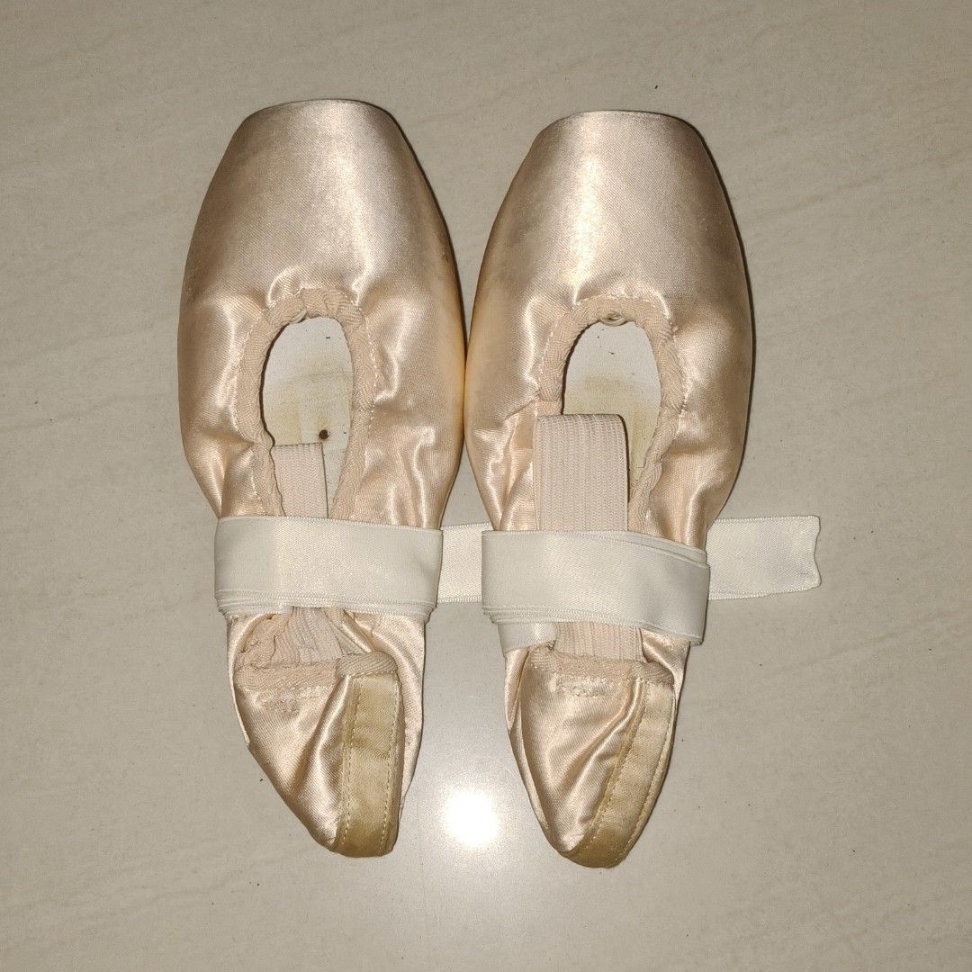 ballet pointe shoes, Women's Fashion, Footwear, Flats on Carousell