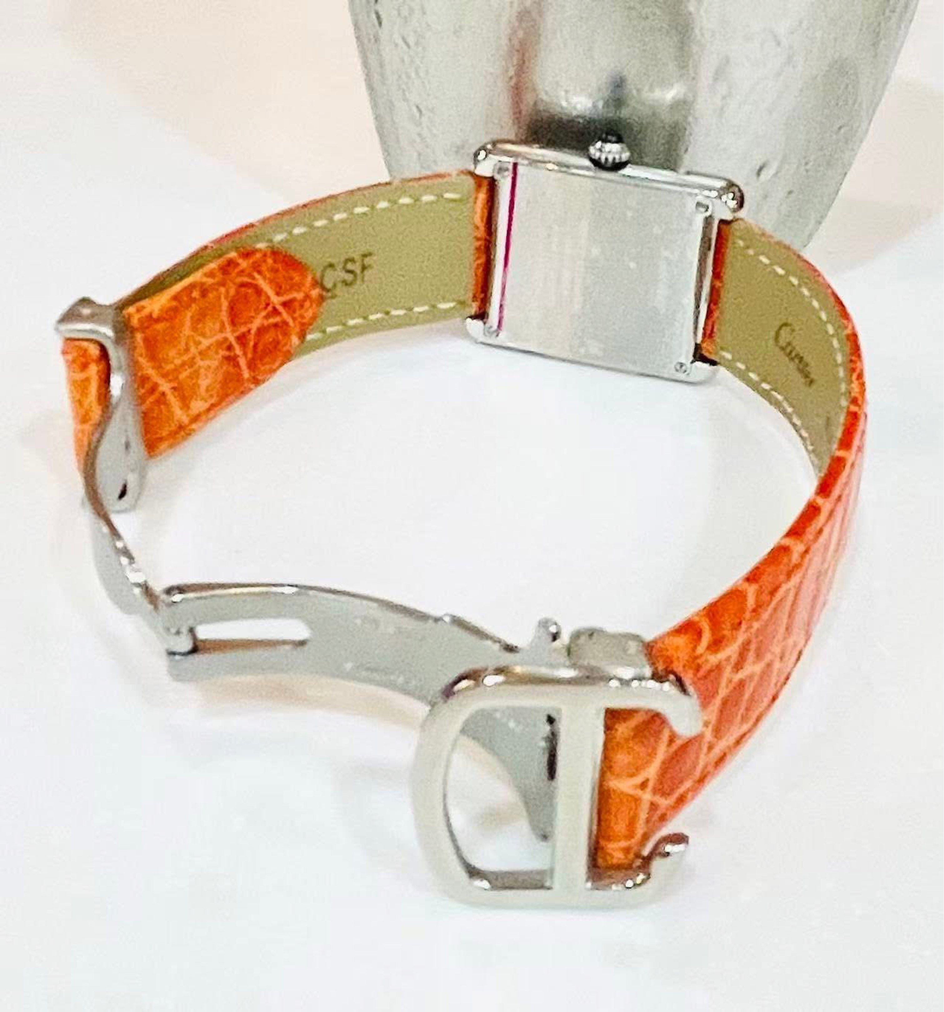 🧡超新淨Cartier Tank Solo🌈已經停產型號:2716 🌈24mm. X 31mm.全鋼錶殼.🌈經典羅馬字 白色錶面.🌈原廠摺疊全 ...