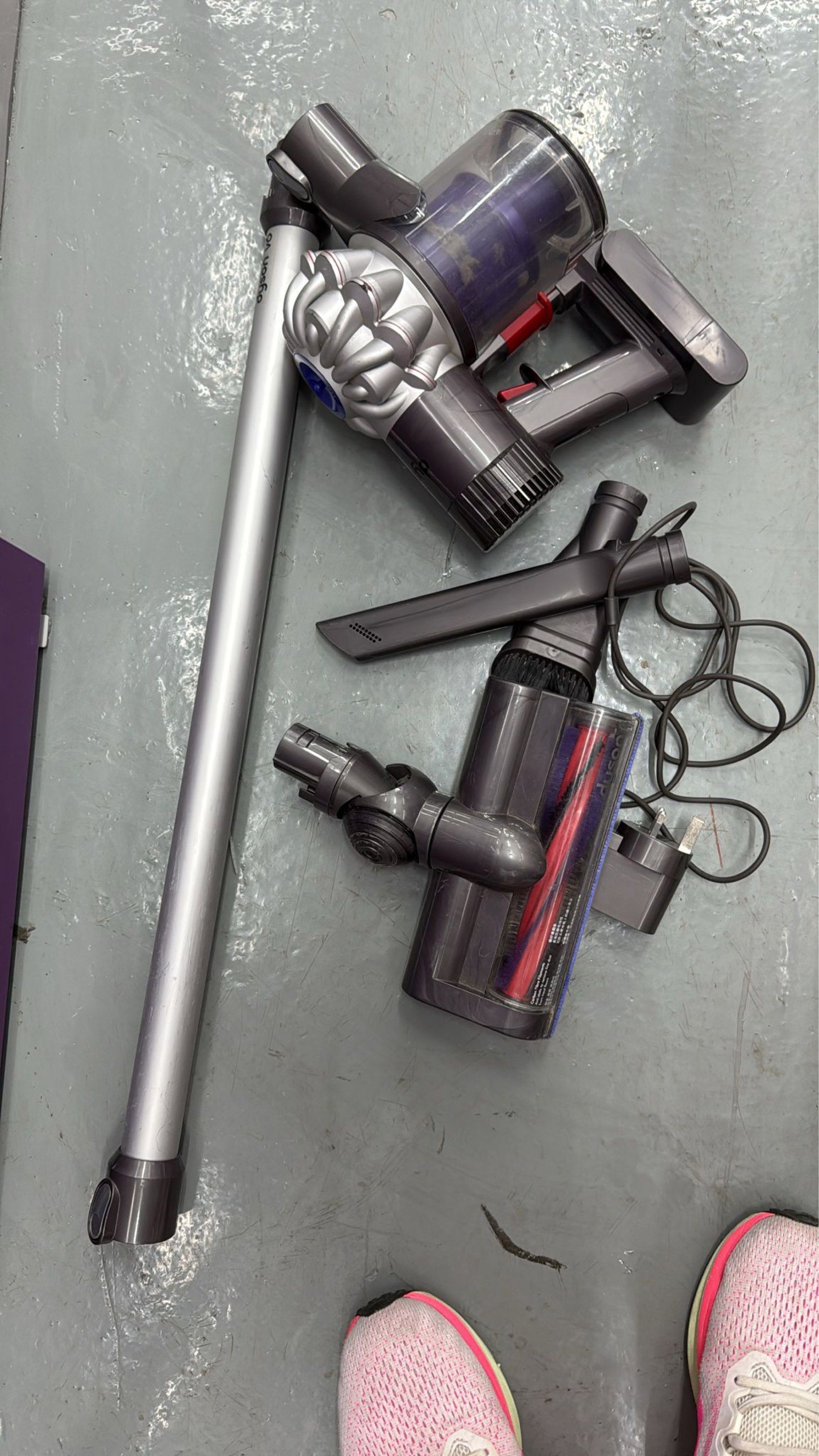 Dyson SV03 Cordless Vacuum Cleaner, 家庭電器, 吸塵機 ＆ 家居清潔電器 - Carousell