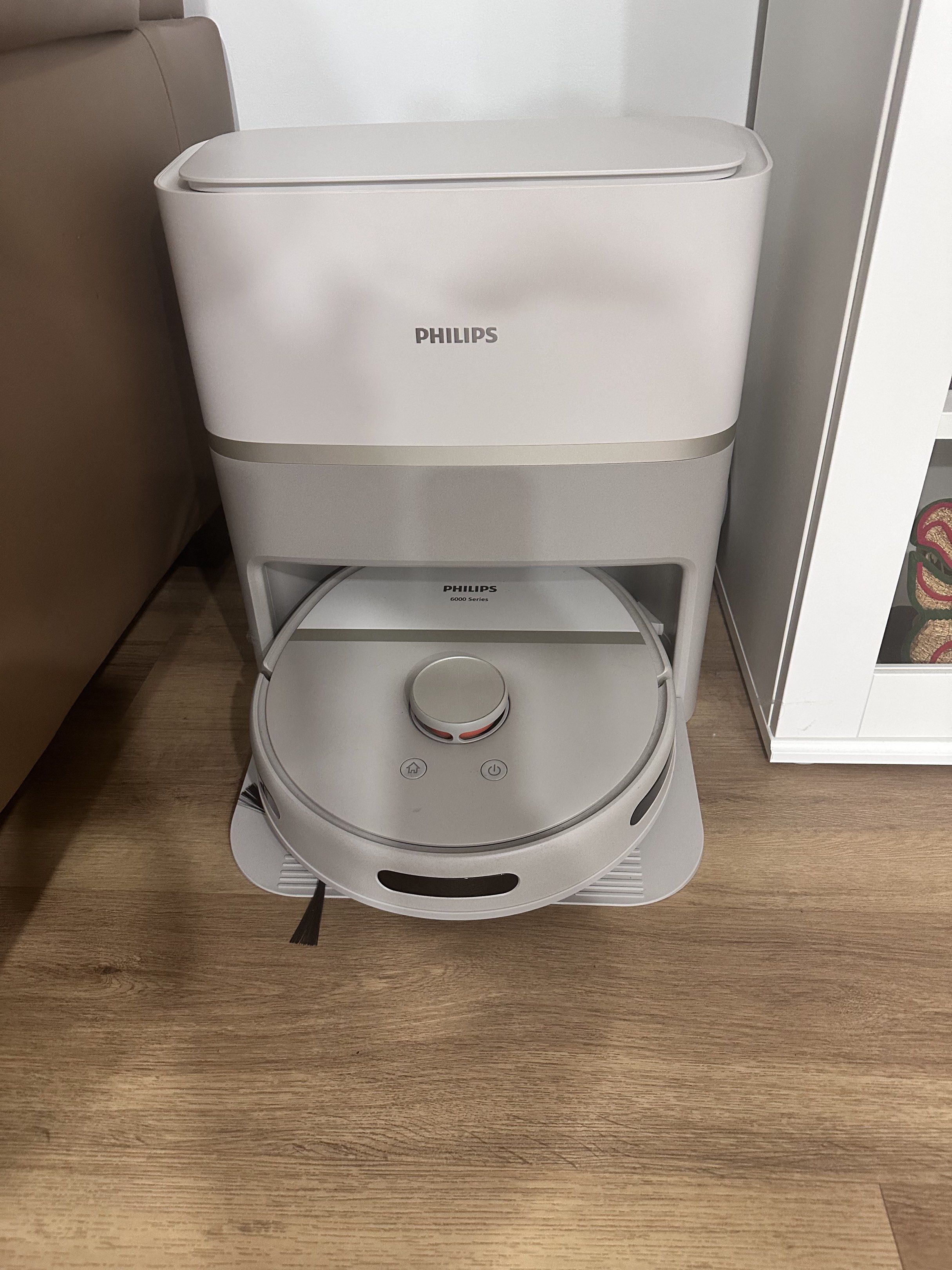 Philips Robot Vacuum Cleaner with Auto-Empty Station, TV & Home ...