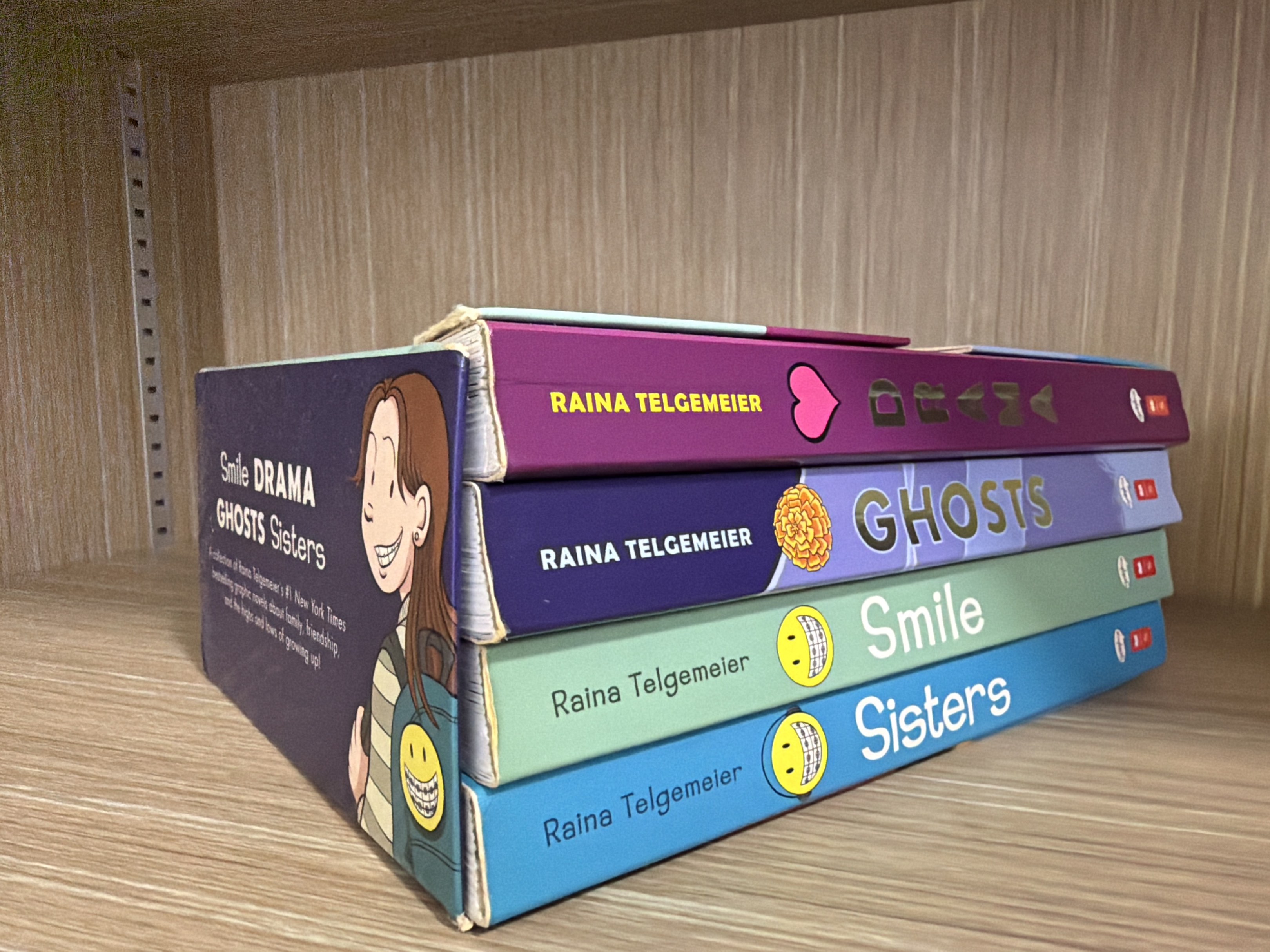 Raina Telgemeier Graphic Novel Set - Smile, Drama, Ghosts, Sisters ...