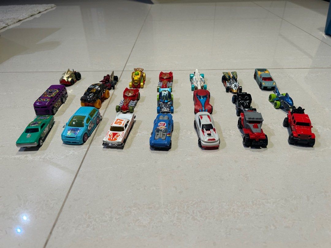 Hot wheels cards and track builder, Hobbies & Toys, Toys & Games on ...