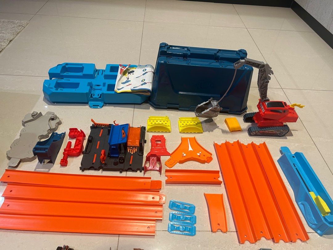 Hot wheels cards and track builder, Hobbies & Toys, Toys & Games on ...