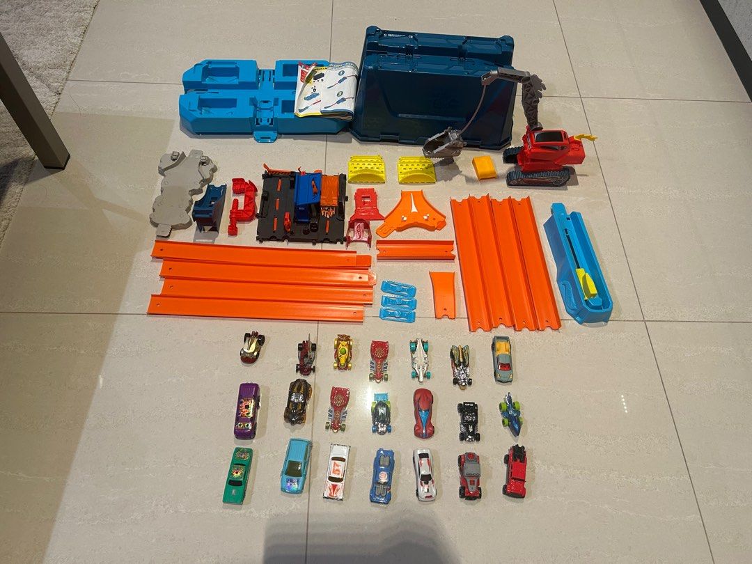 Hot wheels cards and track builder, Hobbies & Toys, Toys & Games on ...