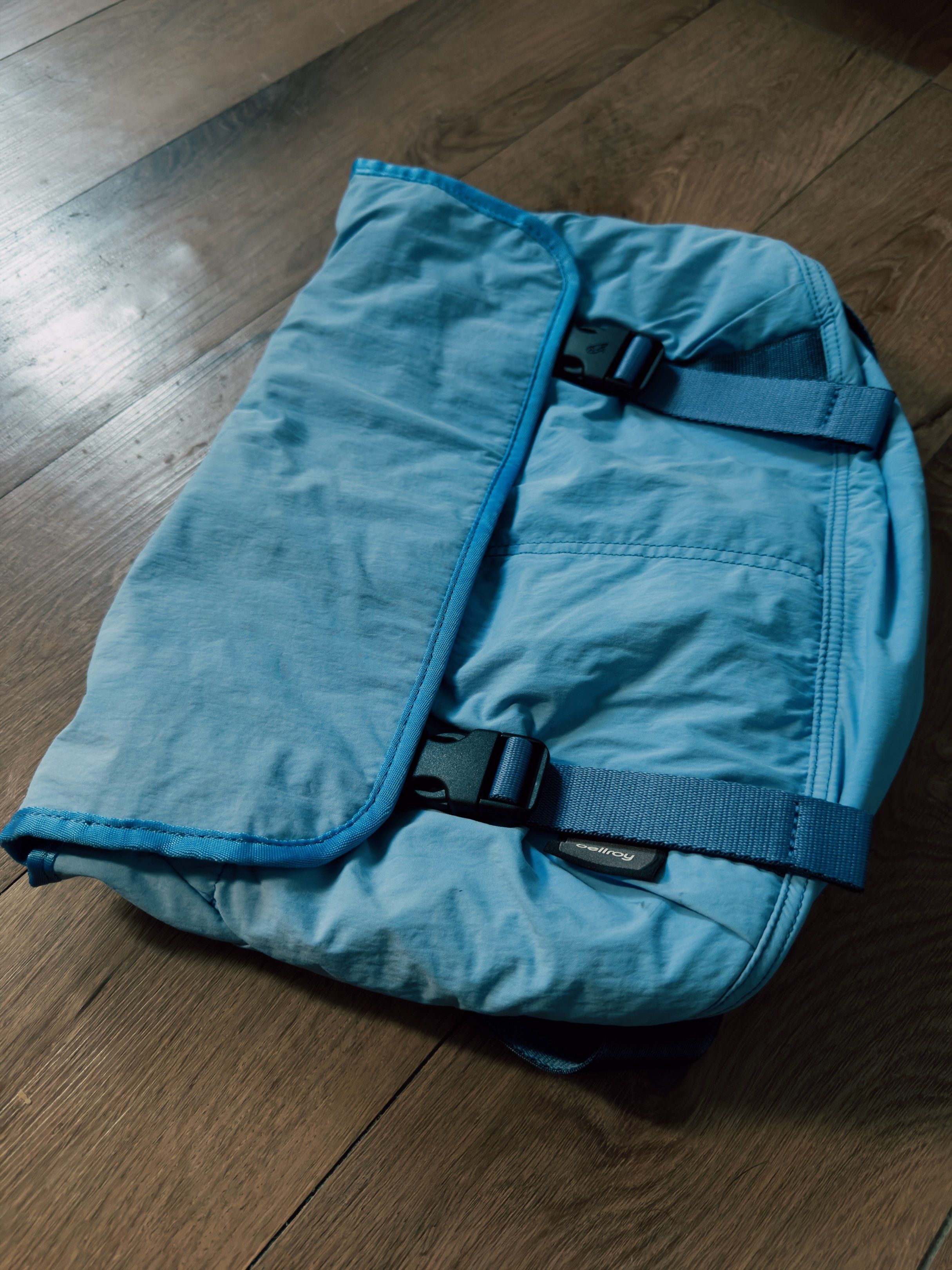 Bellroy Cinch Messenger 12L (Original), Men's Fashion, Bags, Sling Bags ...