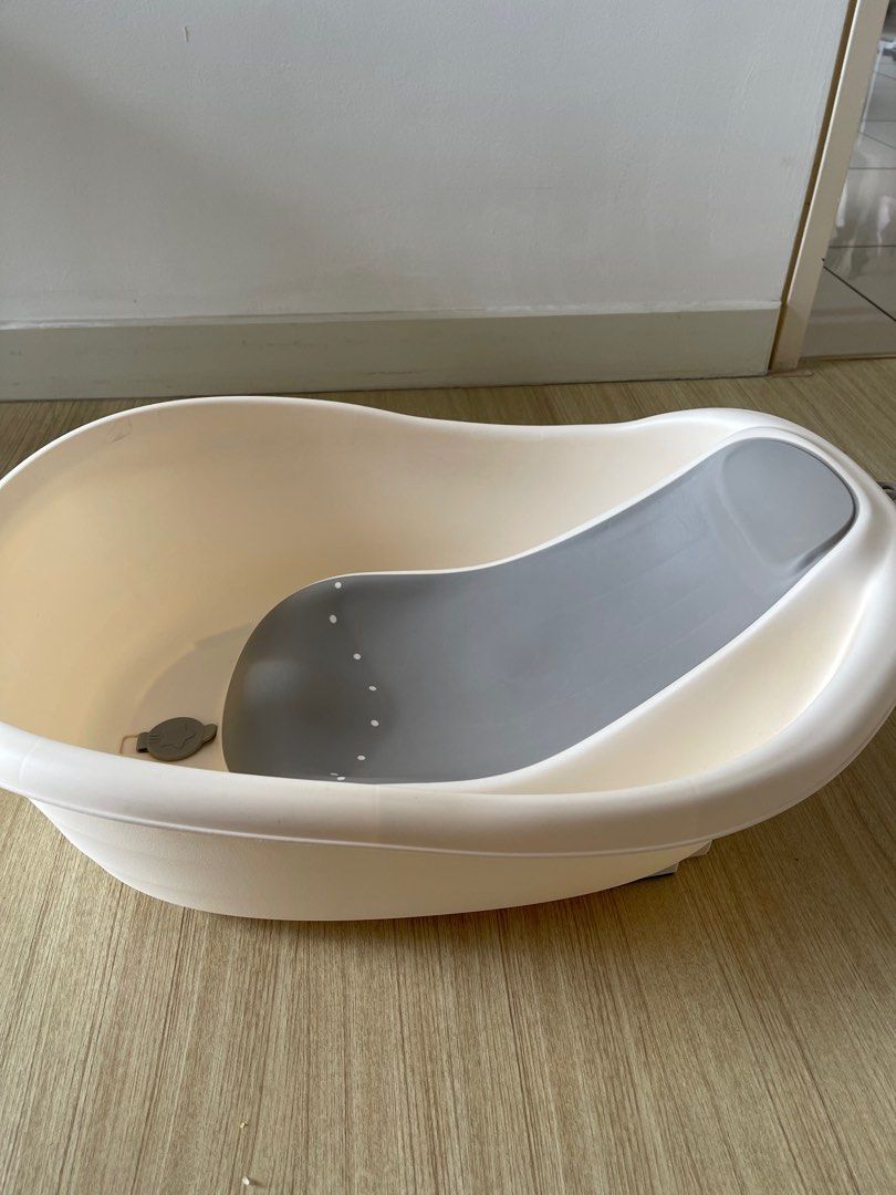 Baby Bathtub |Ergonomic |spine support, Babies & Kids, Bathing ...