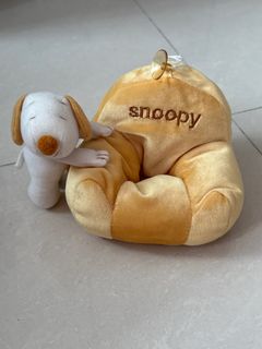 Snoopy Figurine with Doghouse popcorn and water bottle, Hobbies & Toys ...